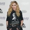 Madonna klebt nachts Poster für ihr neues Album in London