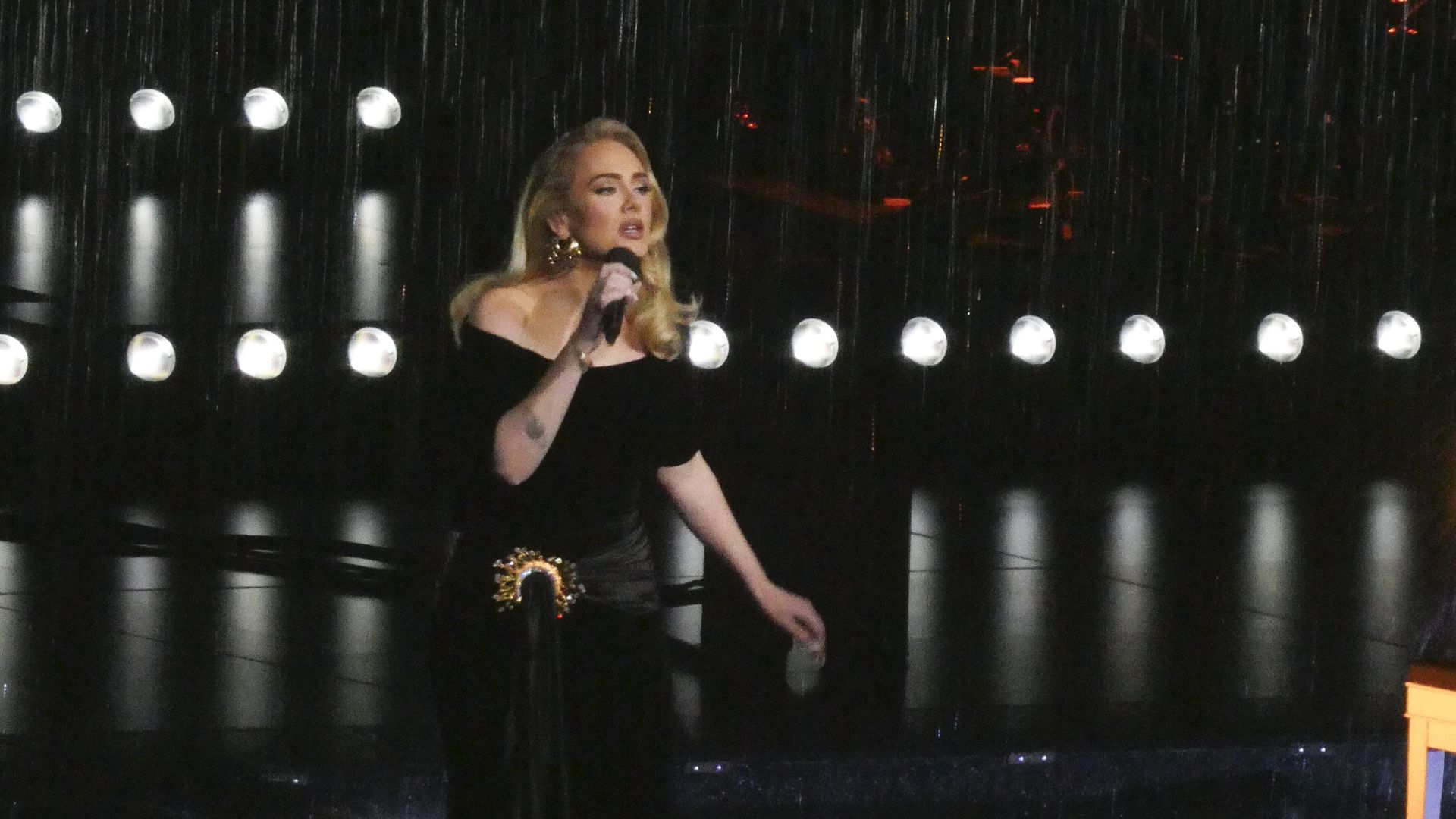 Bei Show in Las Vegas: Adele performt in Socken auf Bühne