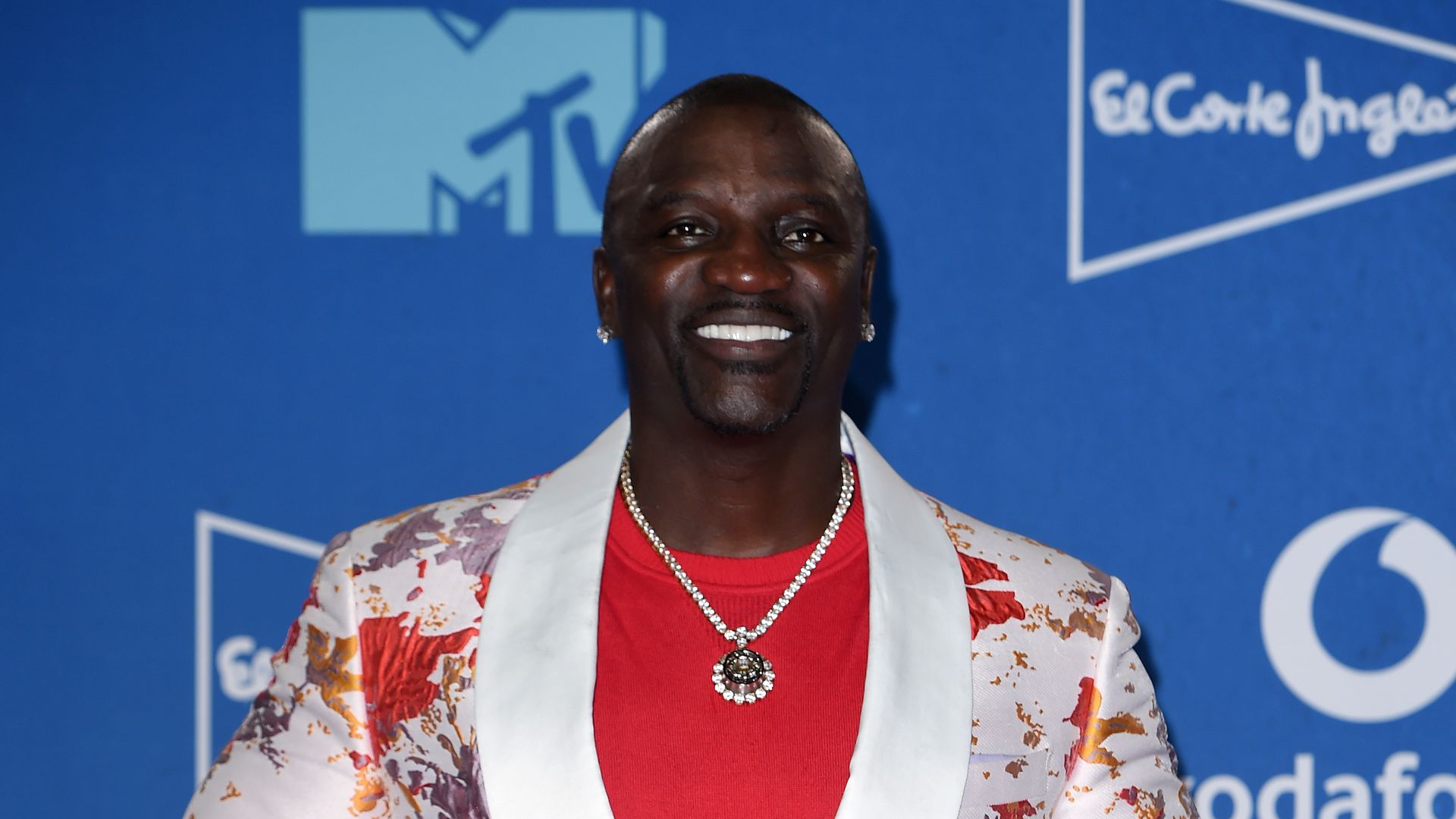 Voll auf die Fresse! Rapper Akon stürzt beim Crowdsurfen ab