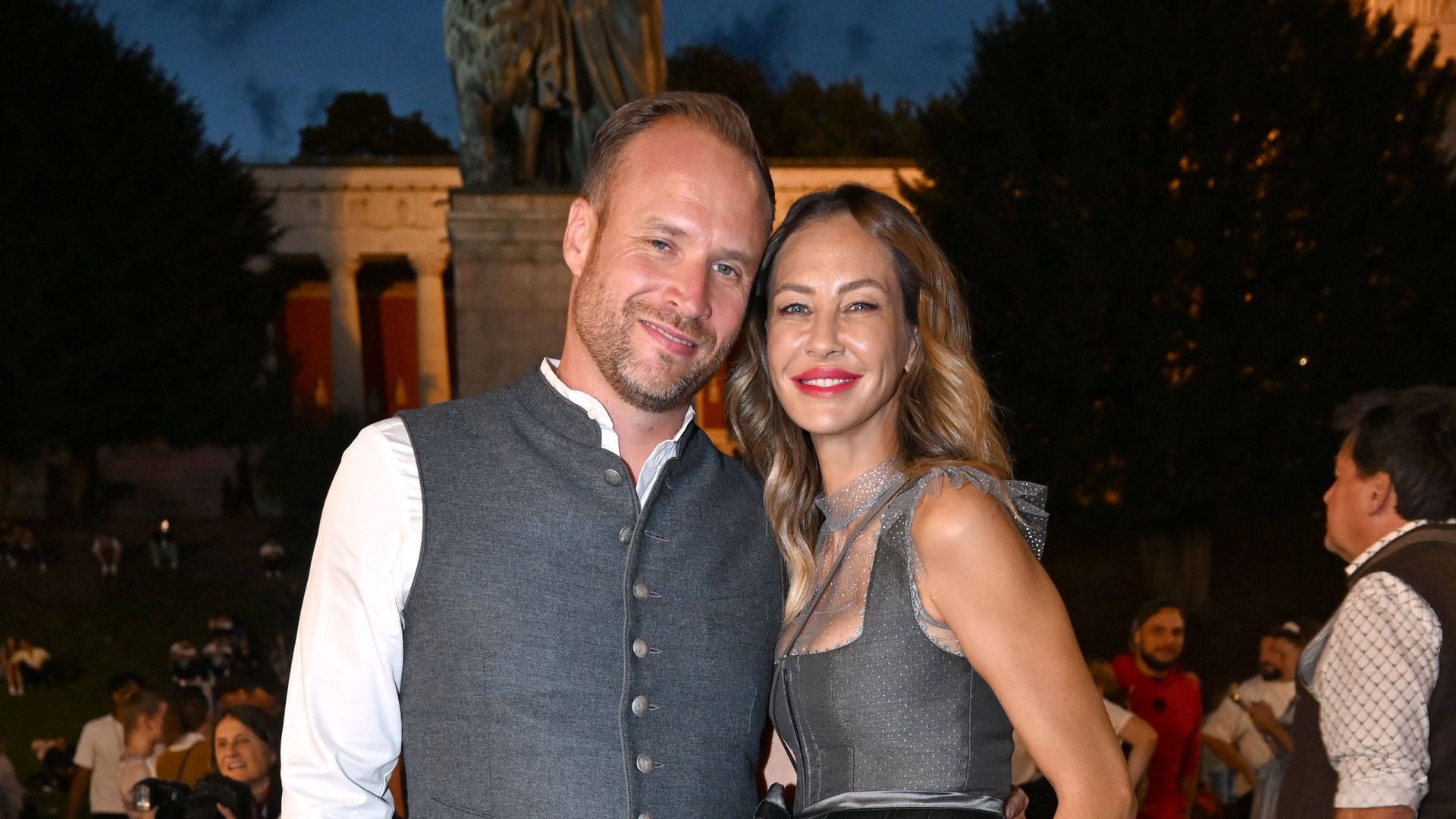 Sandy Meyer-Wölden feiert mit ihrem Alexander auf der Wiesn