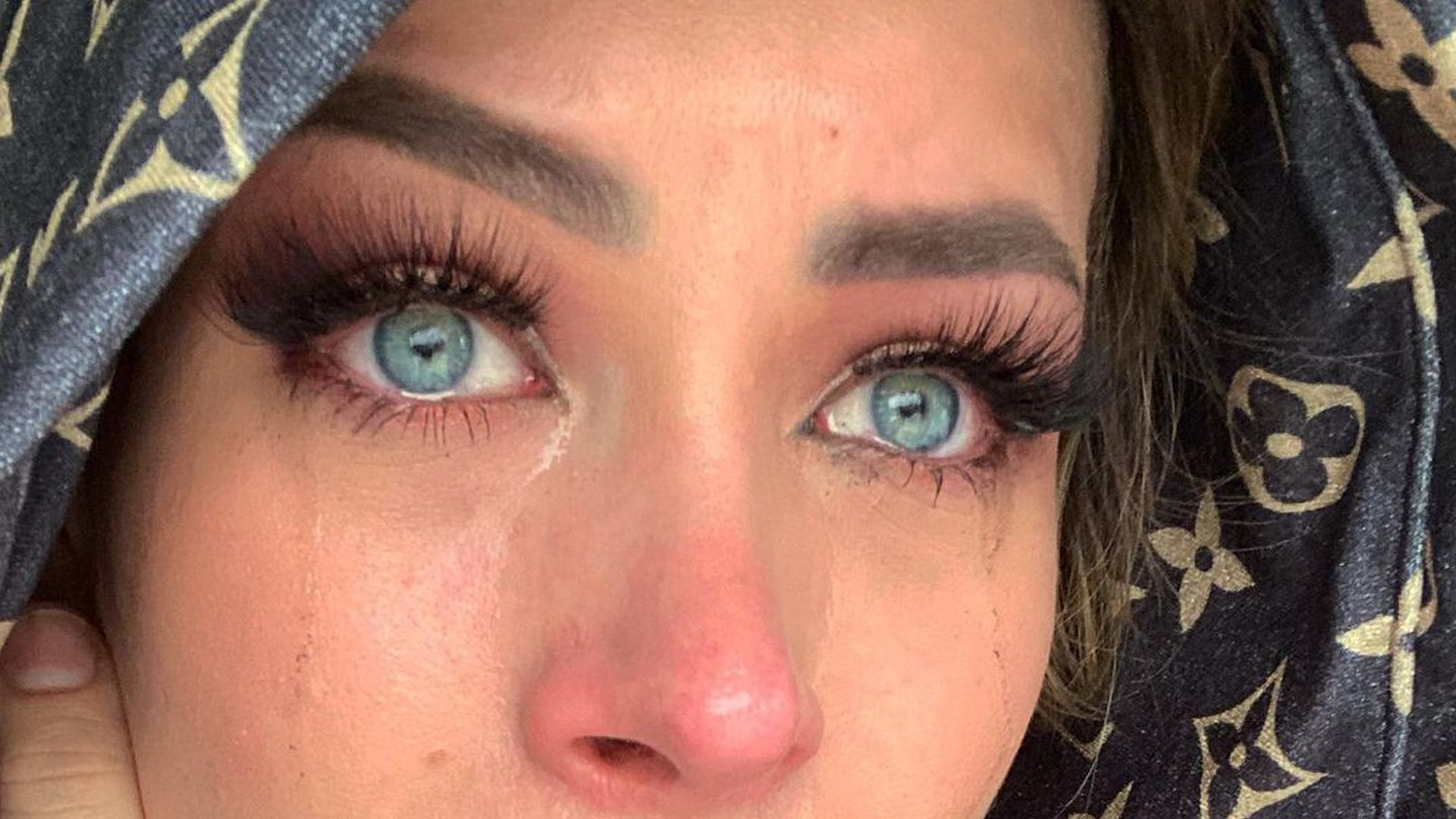 Für mehr Realität im Netz: Aline Bachmann zeigt sich weinend