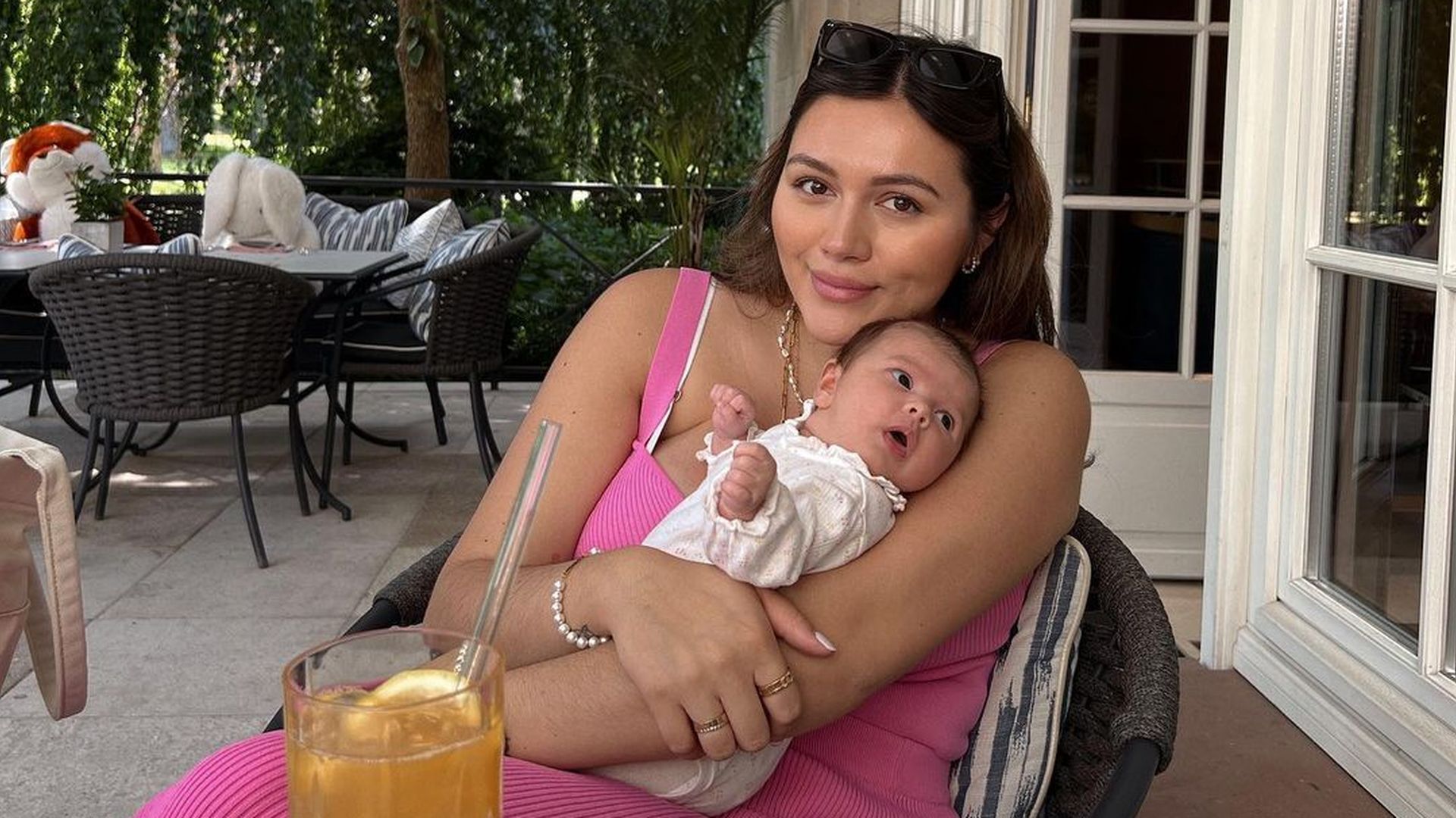 Anna Maria Damm genießt Tag mit ihrer neugeborenen Tochter