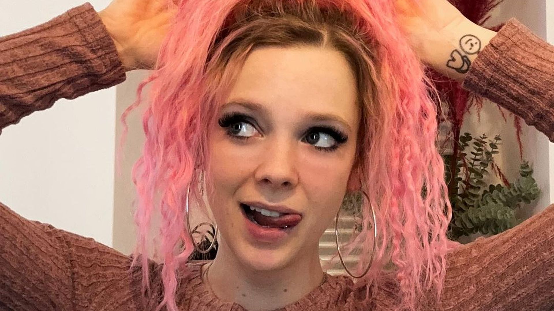 Schräg: Anne Wünsche bekommt Spontan-Piercing als der Grinch