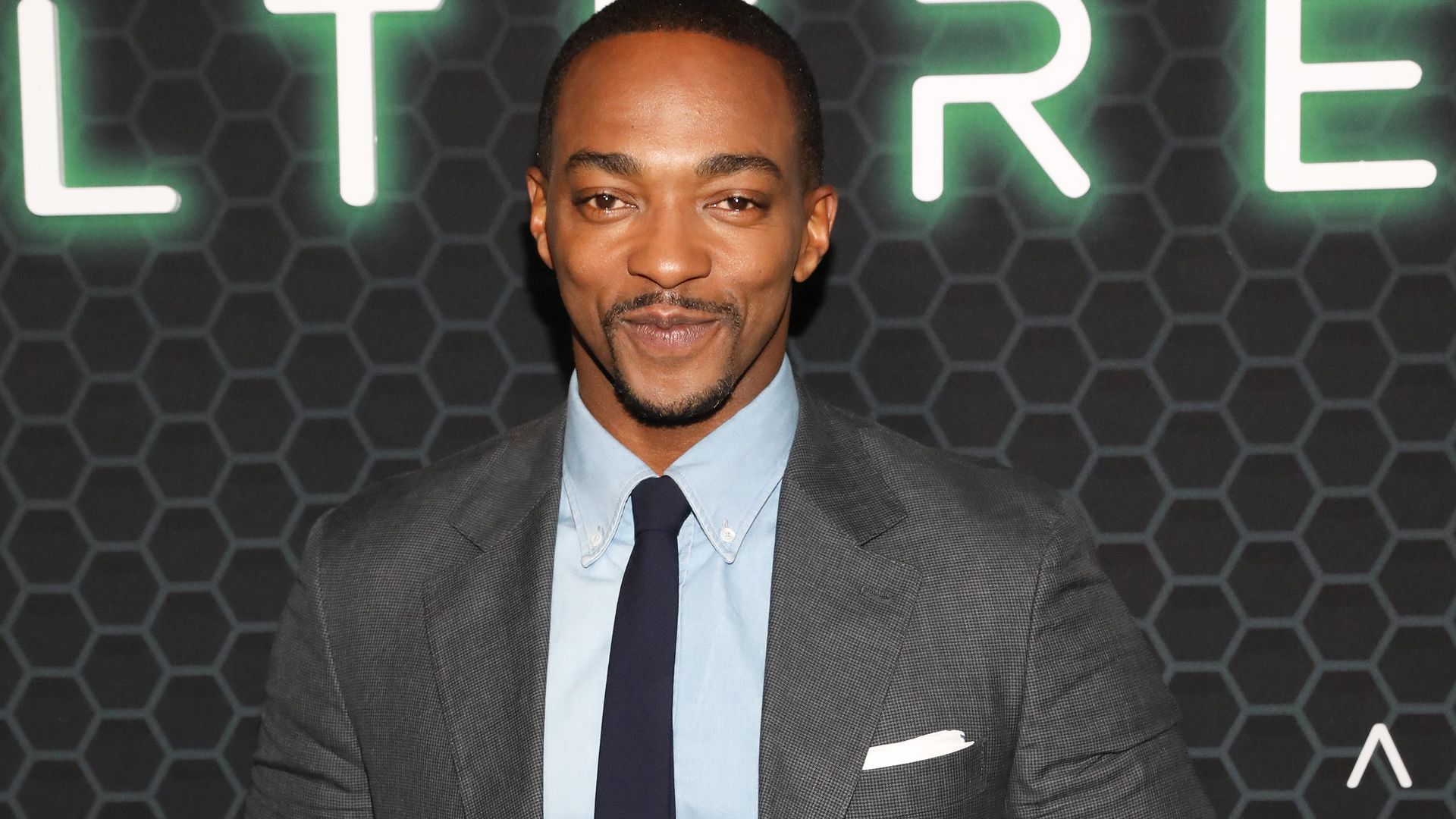 Anthony Mackie über kuriose Überfälle am "Black Mirror"-Set