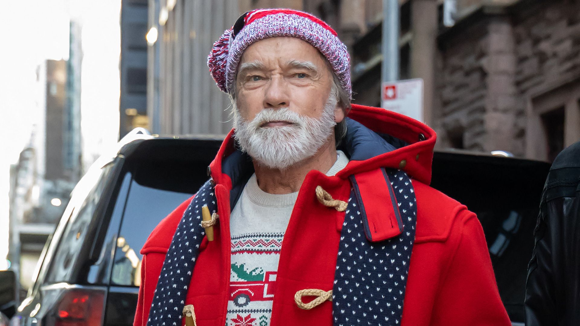 Setfotos: So sieht Arnold Schwarzenegger als Santa Claus aus