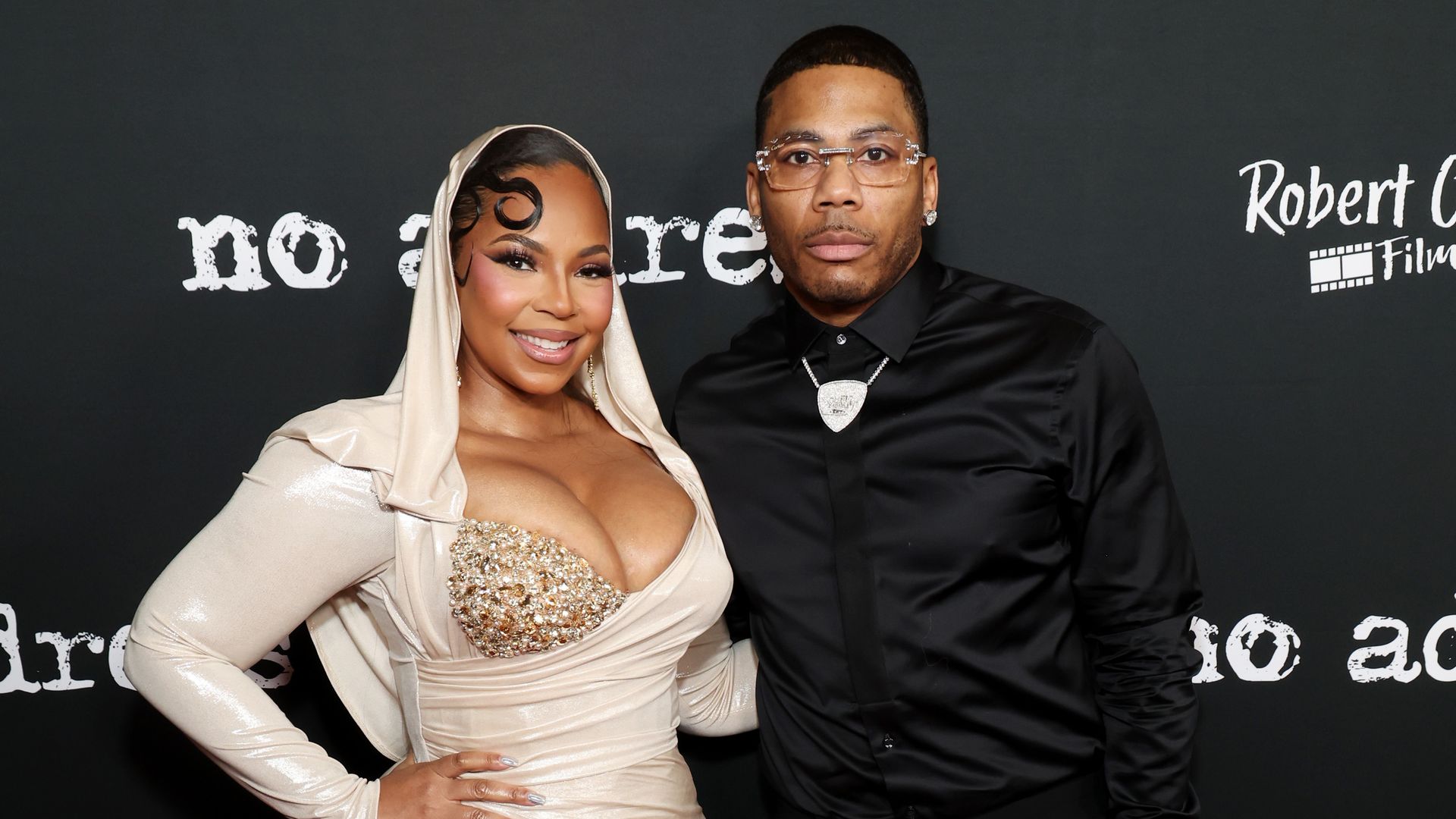 Ashanti und Nelly uneinig, ob sie Pics von ihrem Baby posten
