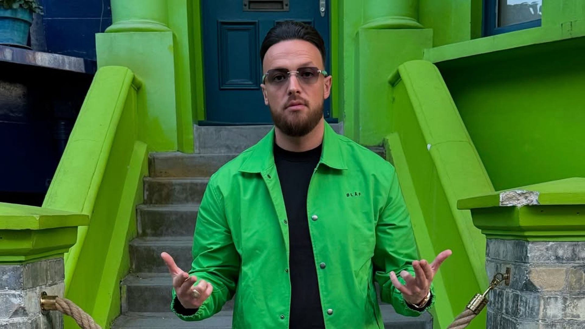 Rapper Azet dementiert Anschlagsgerüchte nach Explosion