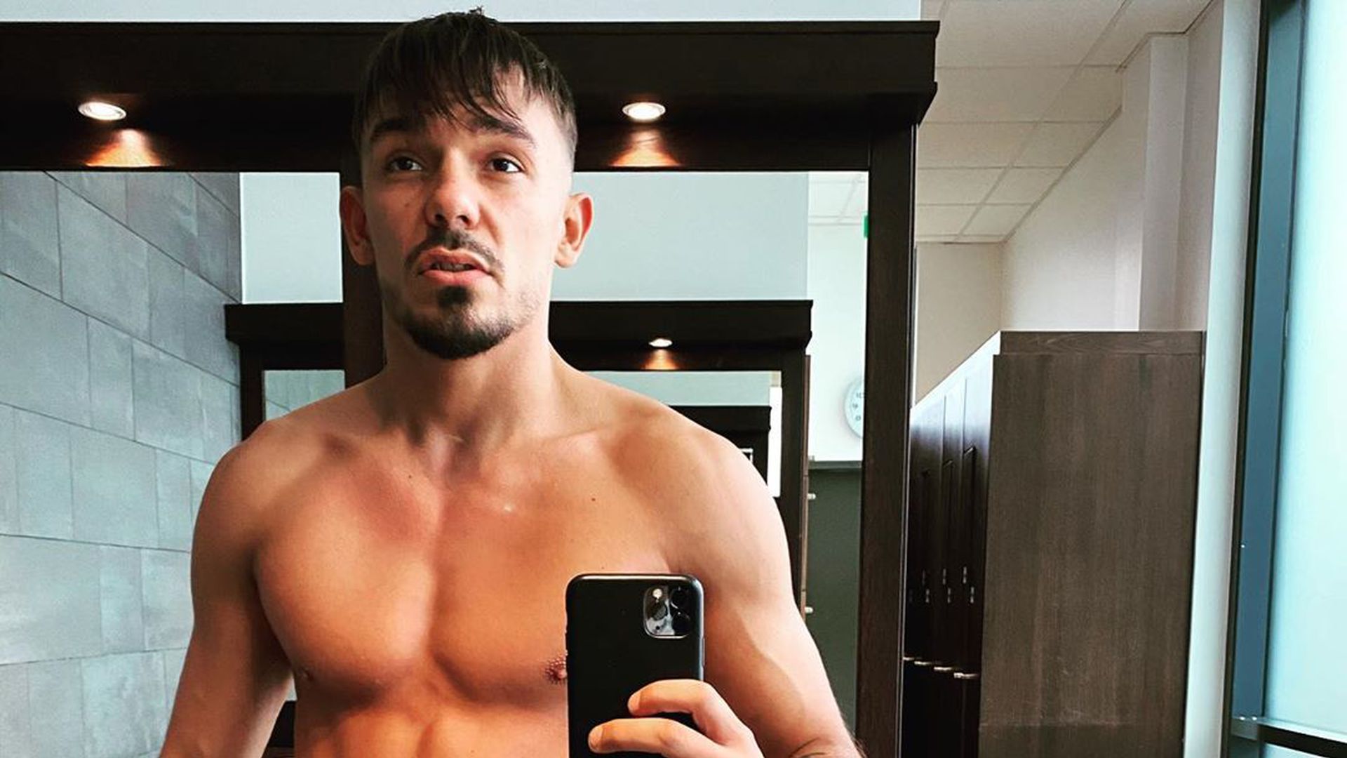 Rapper Capital Bra überrascht mit Muskeln und Mega-Sixpack!