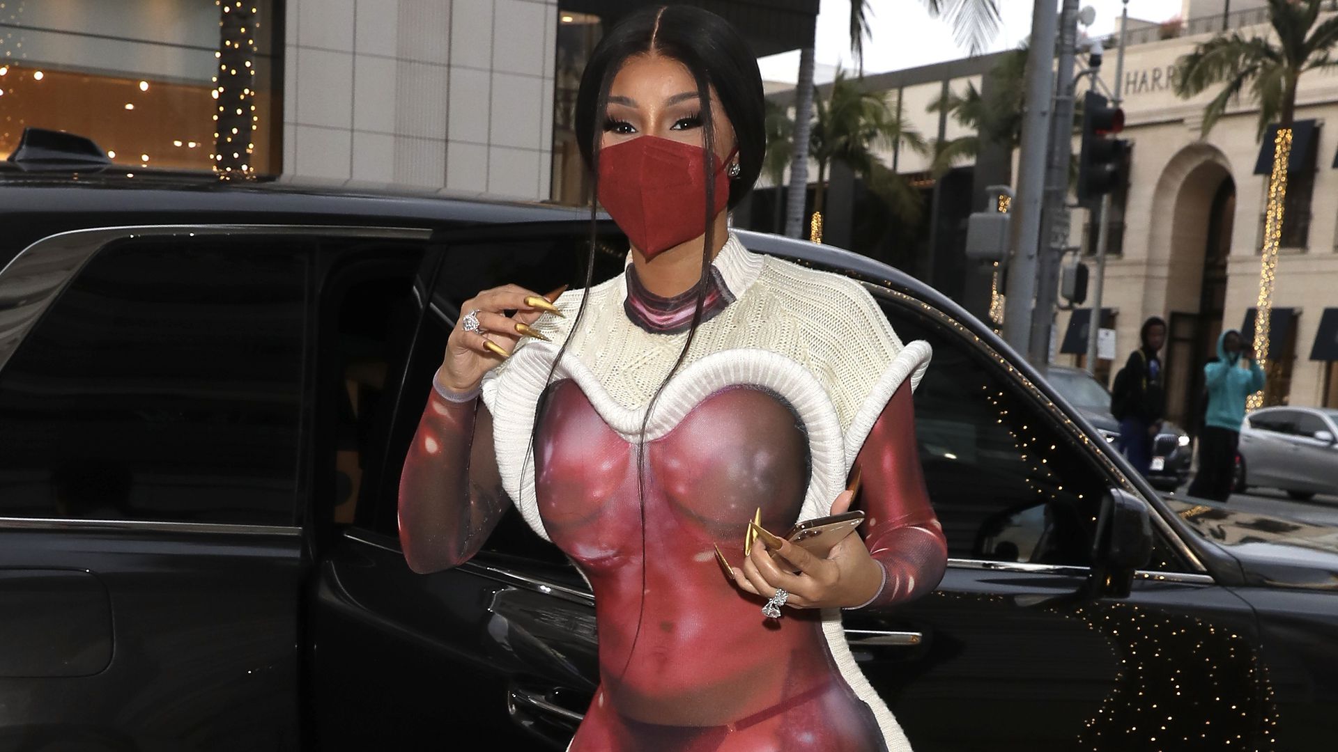 Paparazzi-Show: Cardi B shoppt in transparentem Wow-Kleid