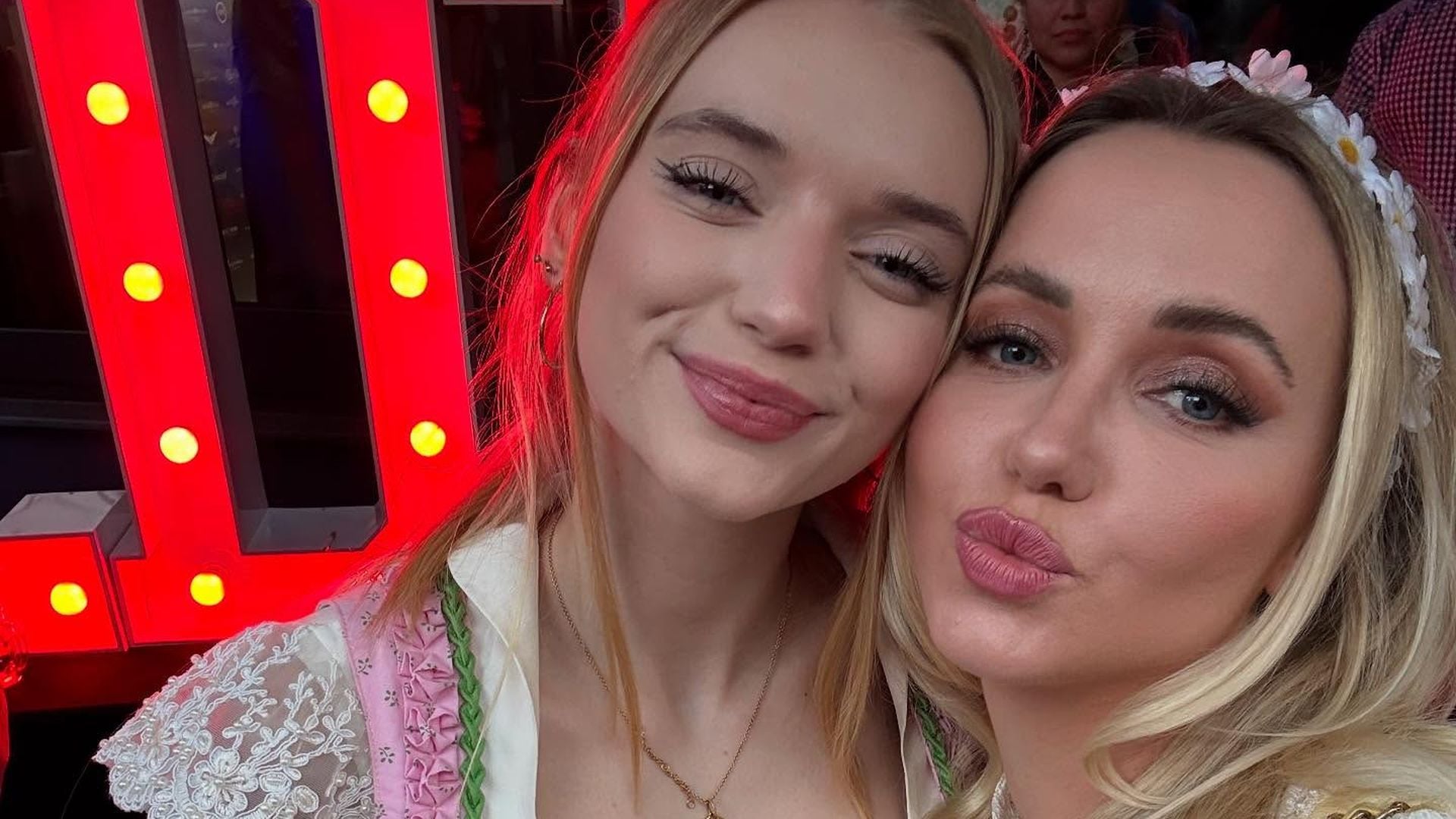 Cathy Lugner und Tochter Leonie tanzen im Dirndl in den Mai