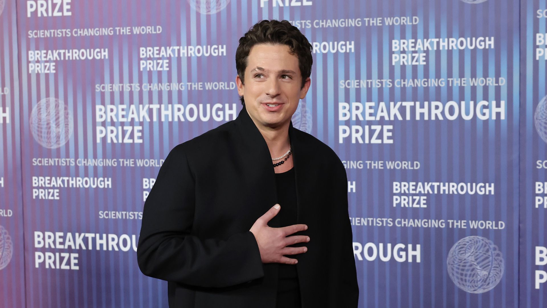 Fans skeptisch: Charlie Puth verteidigt Super-Bowl-Auftritt