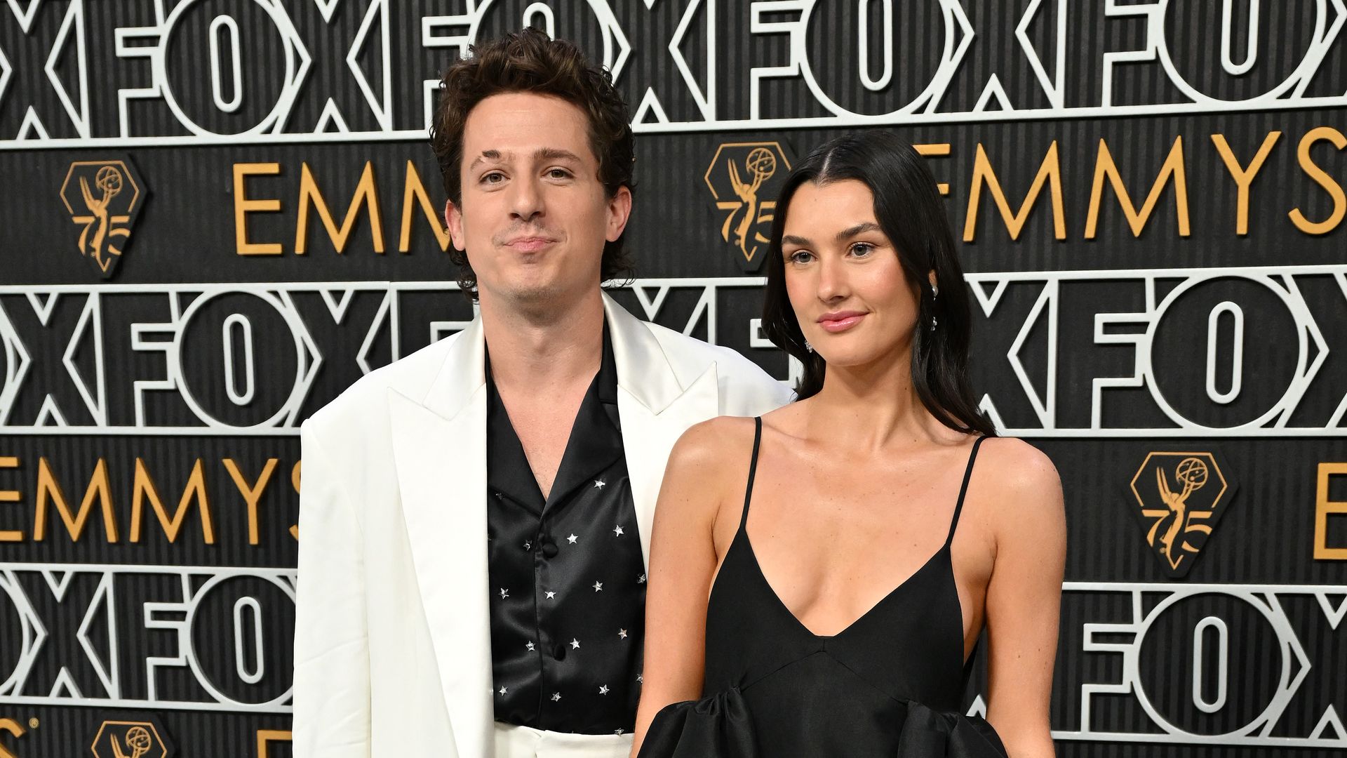 Fans sind sicher: Charlie Puth und seine Frau werden Eltern