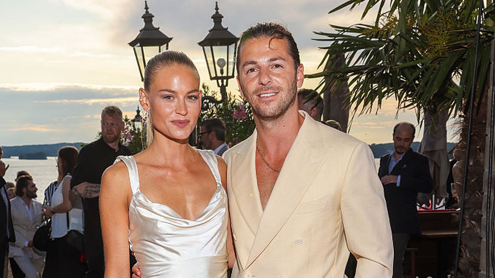 Riccardo Basile und seine Partnerin feiern Debüt auf Event