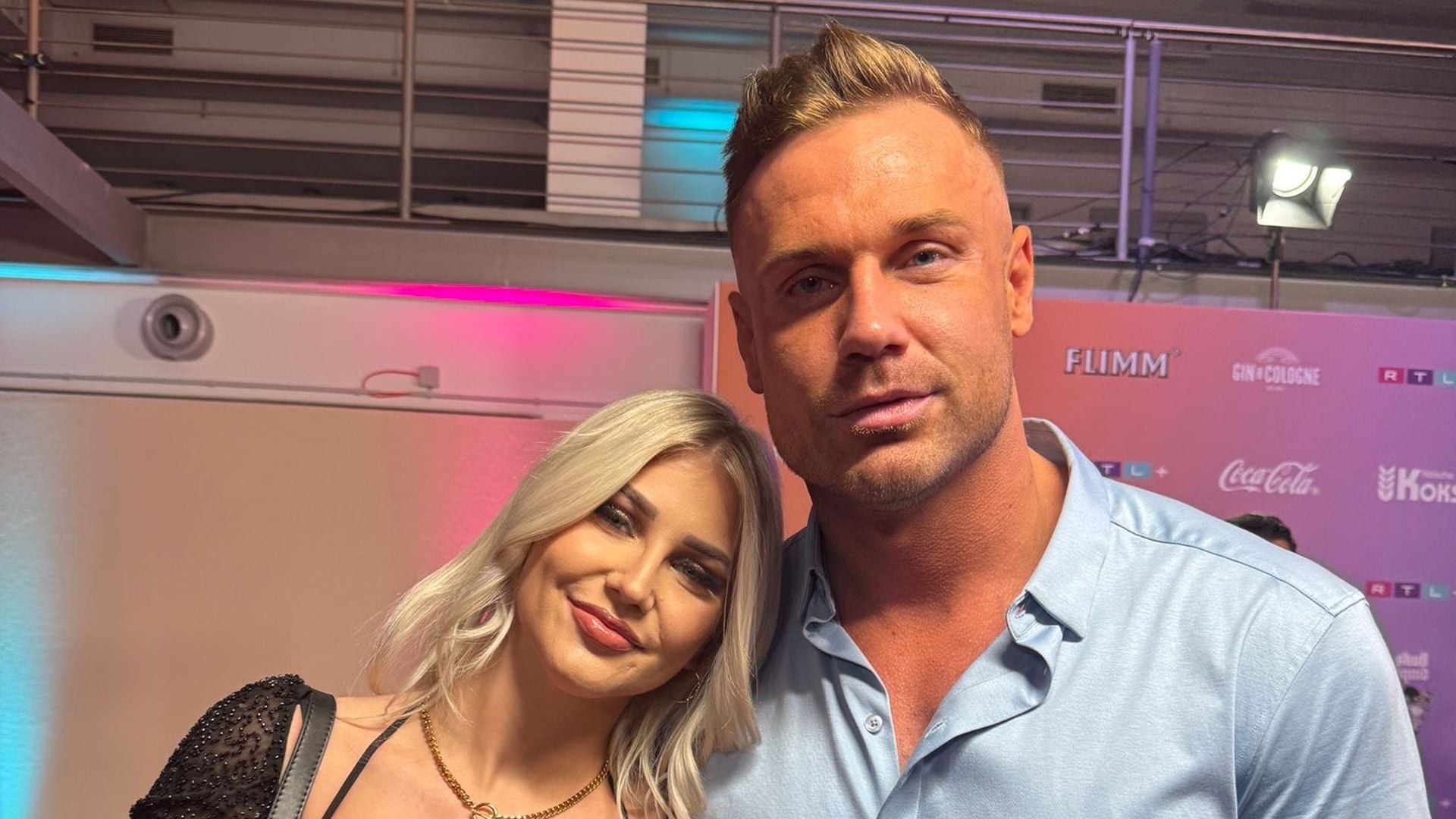 Chris Broy turtelt bei den Reality Awards mit Freundin Bella