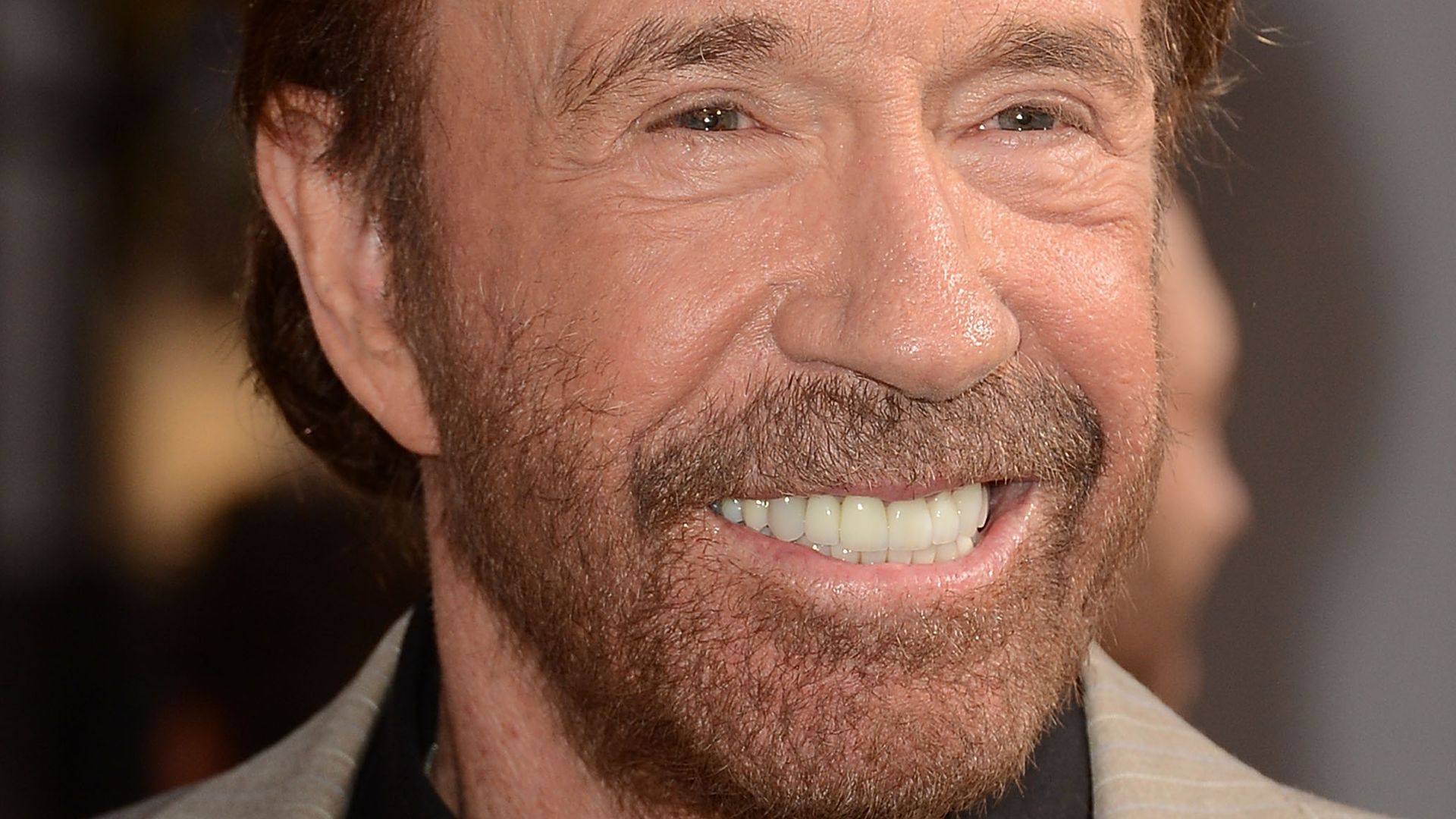 Fast 85 Jahre alt: Chuck Norris' sechs Hunde halten ihn fit