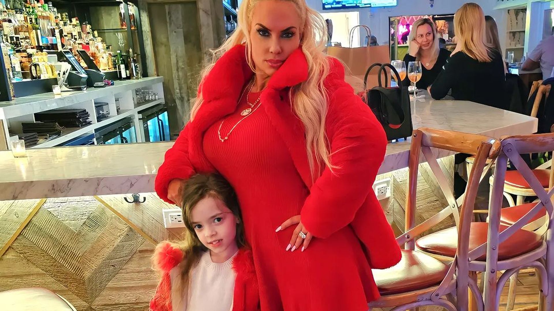 Fans sind entsetzt: Coco Austins Tochter (8) spielt Beerpong