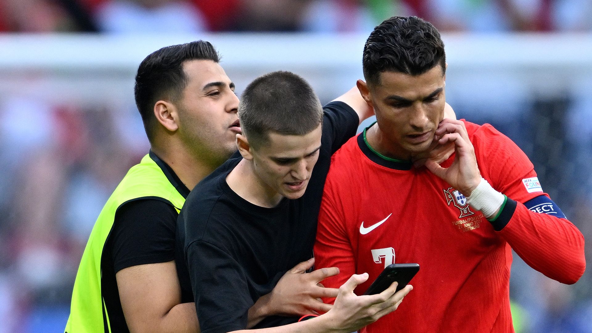 Flitzer-Drama: Cristiano Ronaldos Fans stürmen auf den Platz