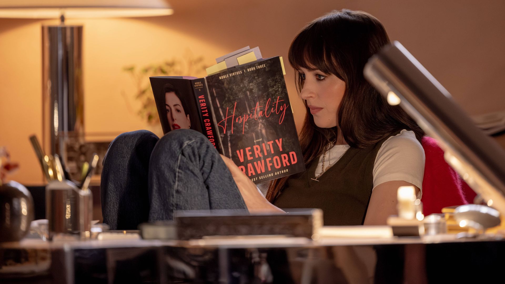 Dann startet "Verity" mit Anne Hathaway und Dakota Johnson