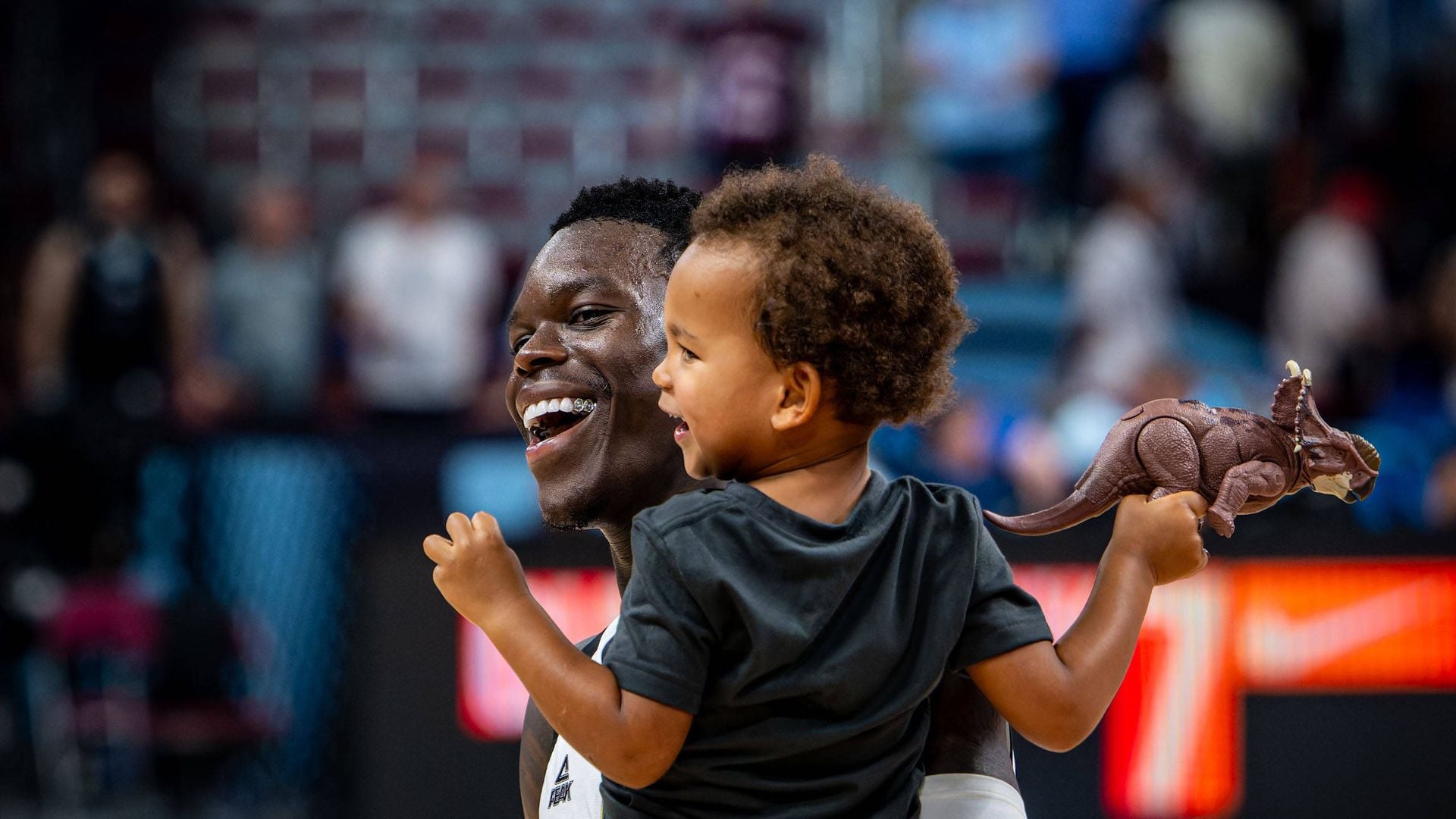 Dennis Schröder feiert EM-Halbfinaleinzug mit seiner Familie