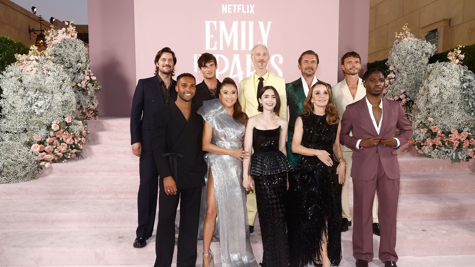 Glanz & Glamour: "Emily in Paris"-Cast strahlt bei Premiere
