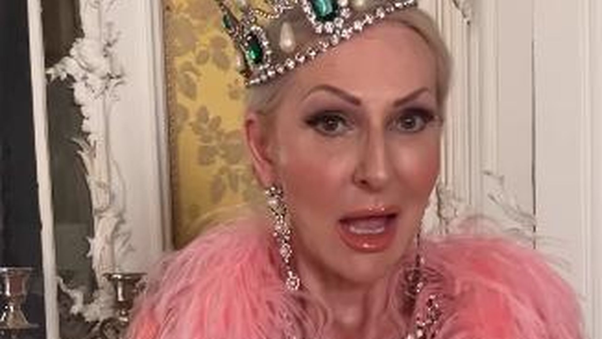 Mit Krone und Juwelen: Désirée Nick filmt sich oben ohne!