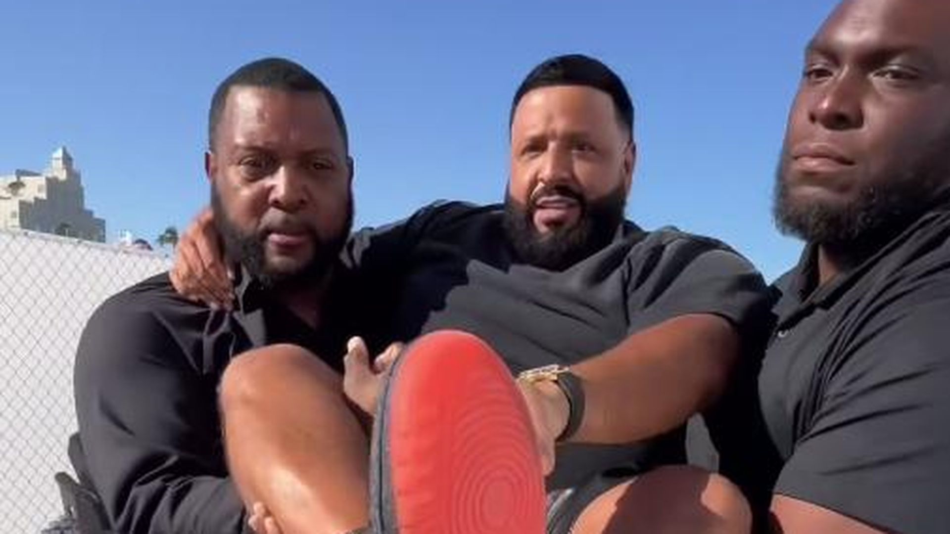 Wegen neuer Sneaker: DJ Khaled wird auf die Bühne getragen