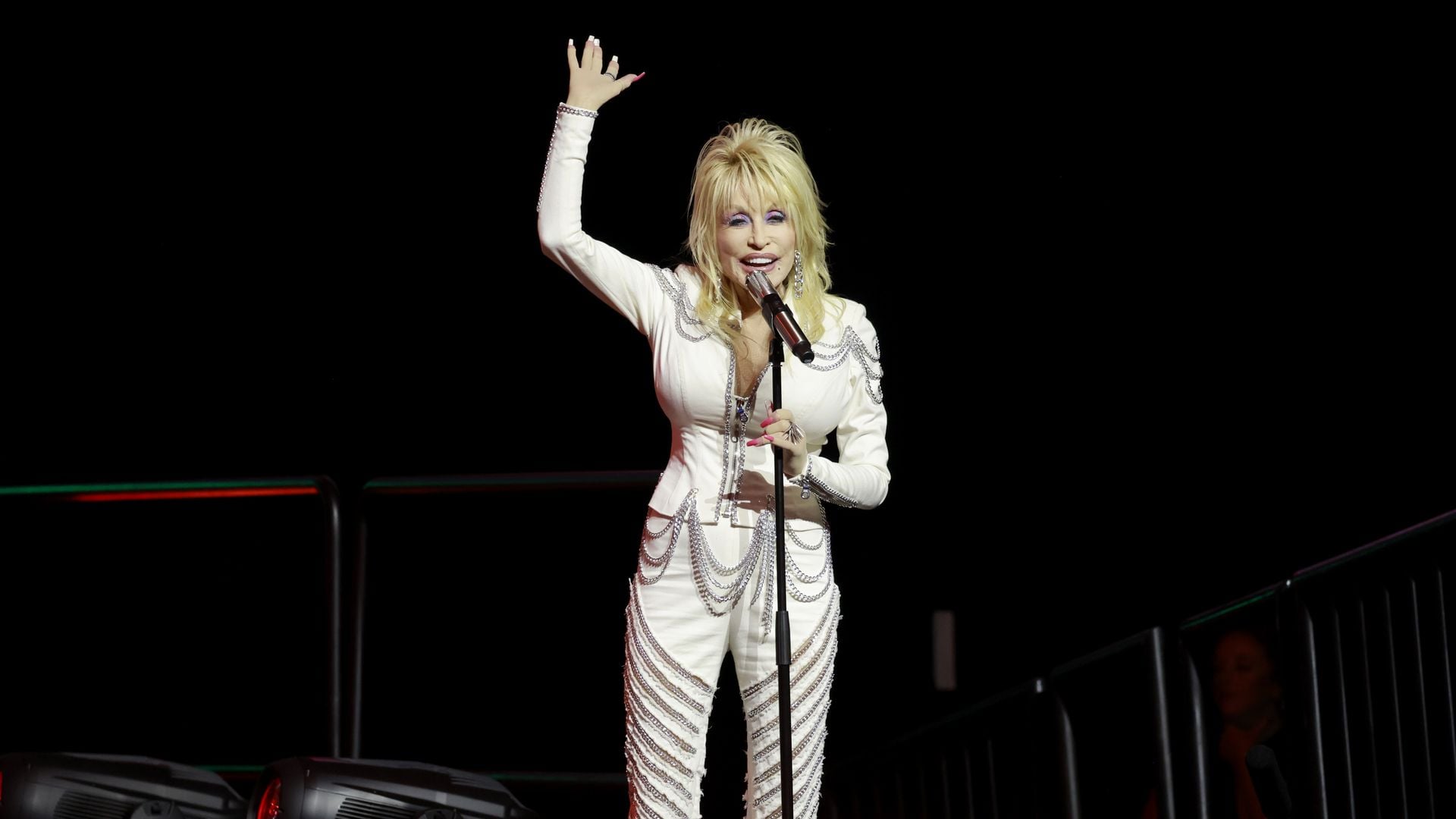 Dolly Partons emotionales Comeback auf der Dollywood-Bühne