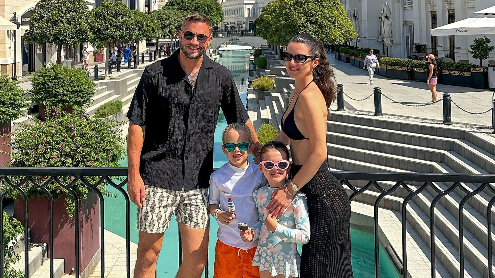 Emma McVey genießt Familienurlaub mit neuem Partner James