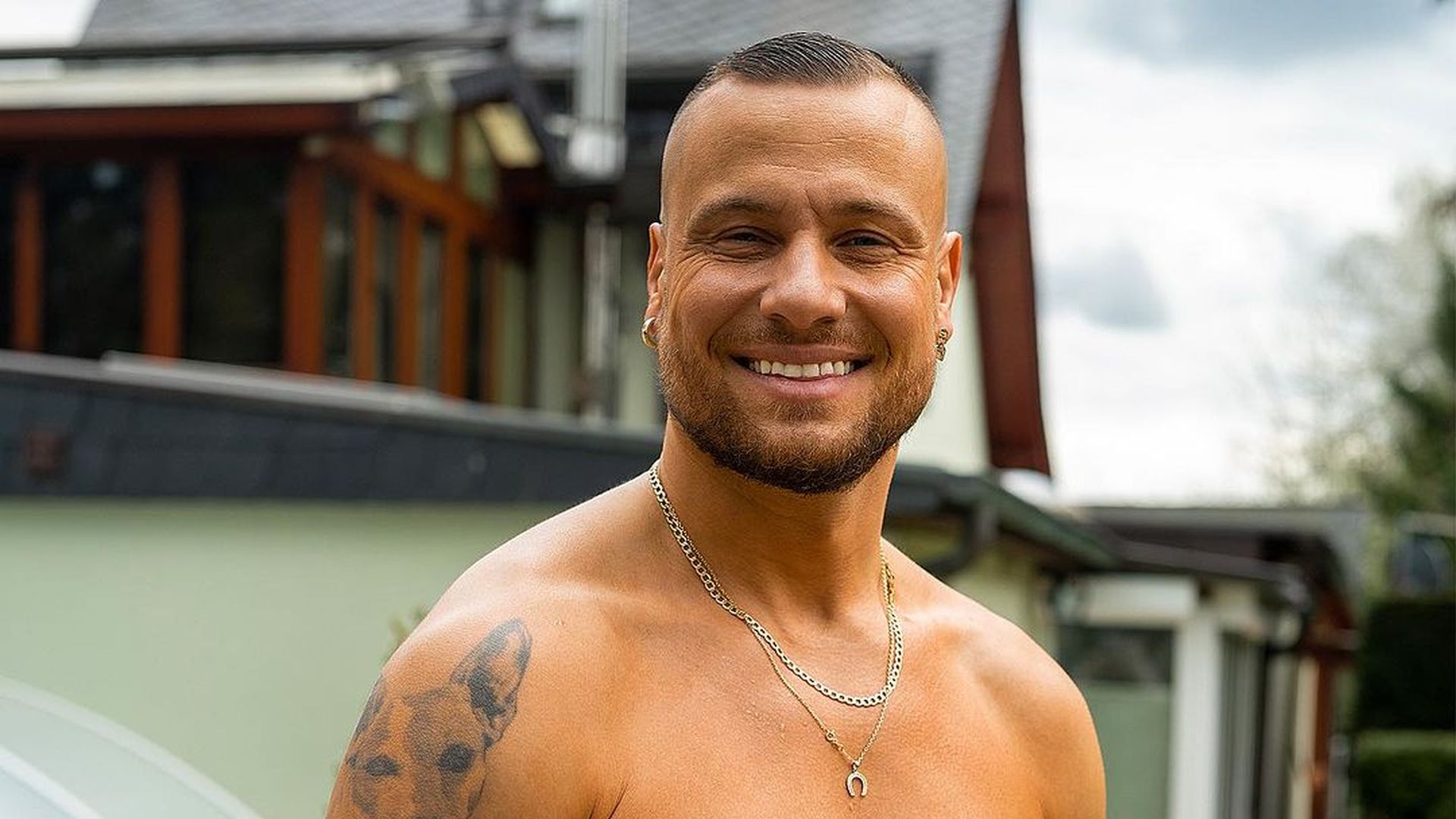 Eric Sindermann lässt sich für Geld Firmenlogos tätowieren