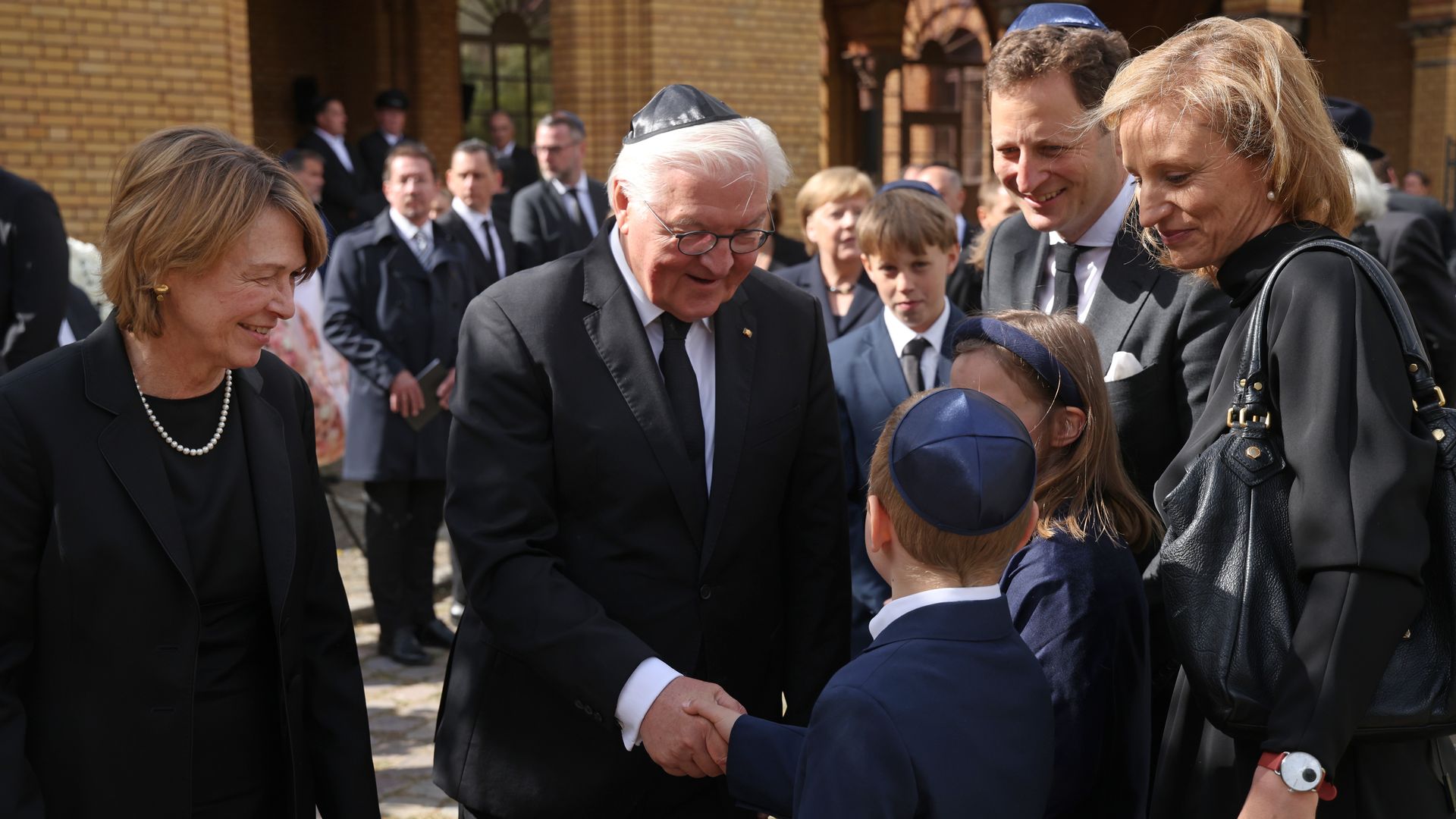 Prinz von Preußen zeigt sich erstmals mit allen vier Kindern