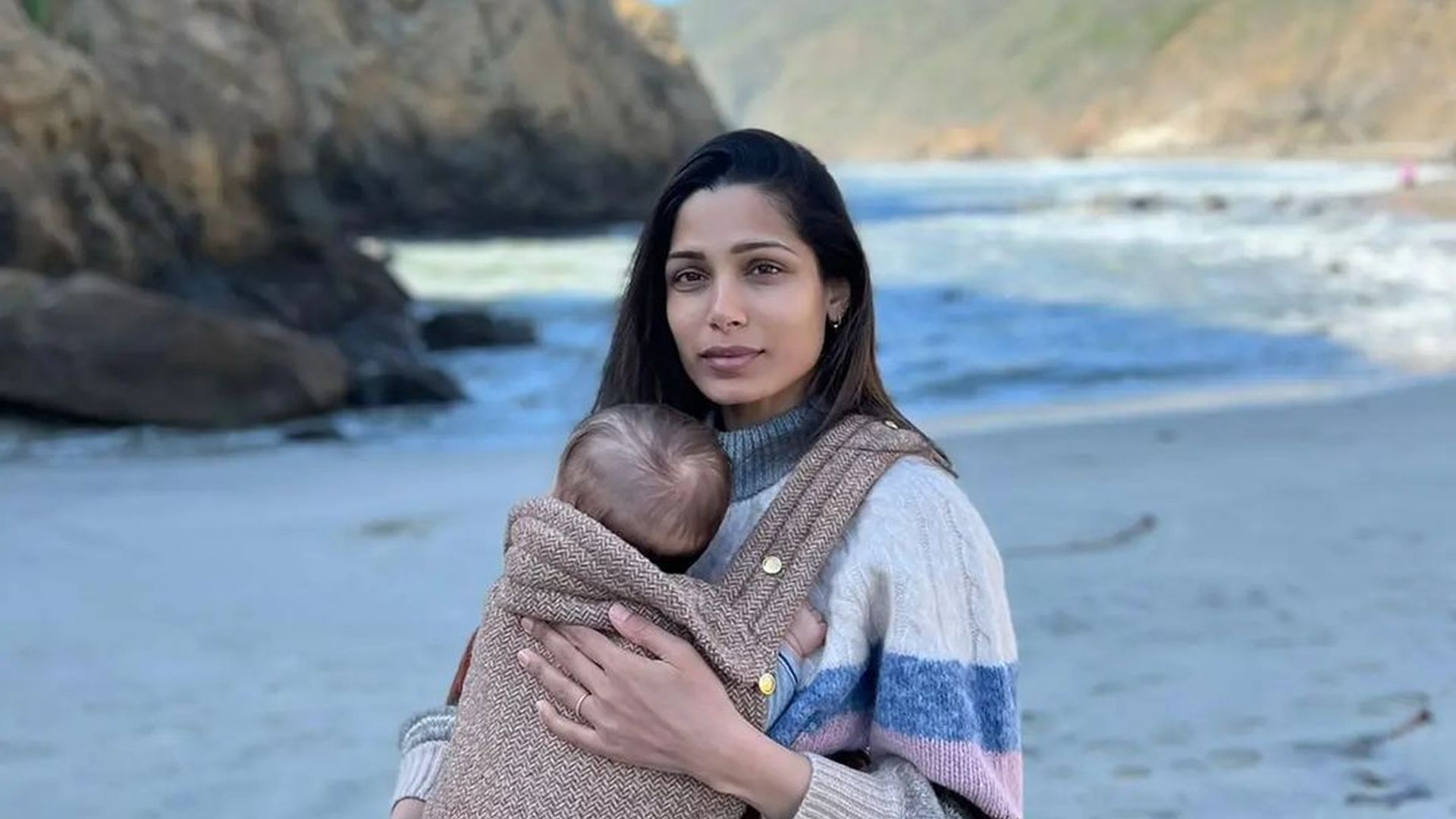 Freida Pinto ehrlich: So hart war die Zeit nach der Geburt