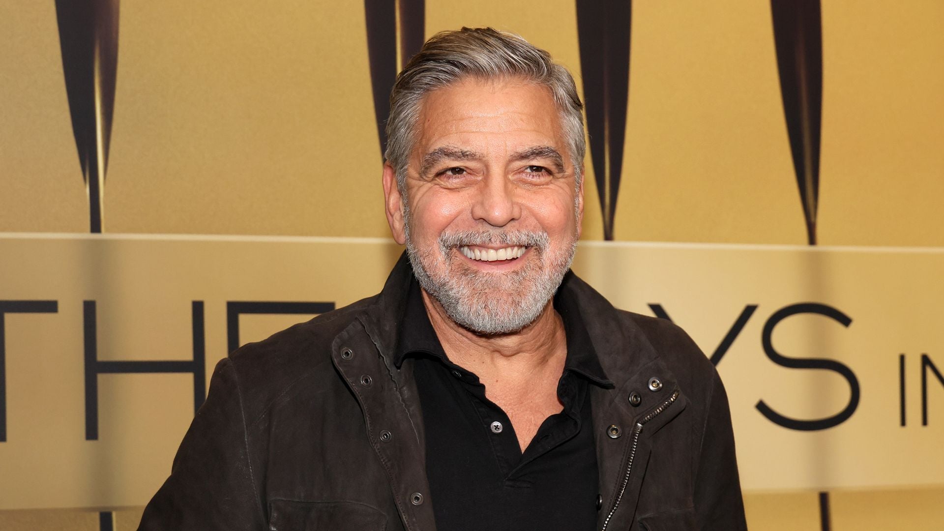 George Clooney strahlt an seinem 64. Geburtstag