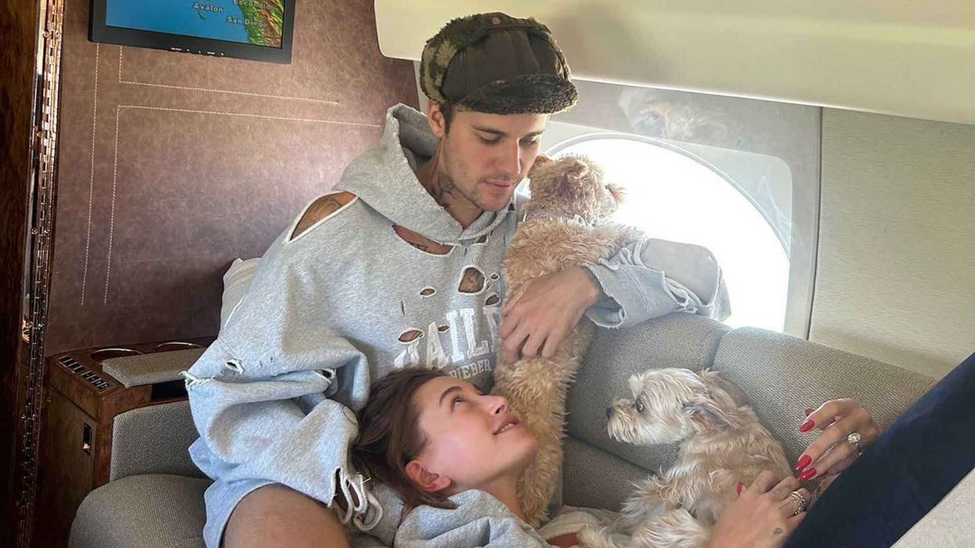 Megasüß! Justin Bieber trägt Merch von seiner Frau Hailey