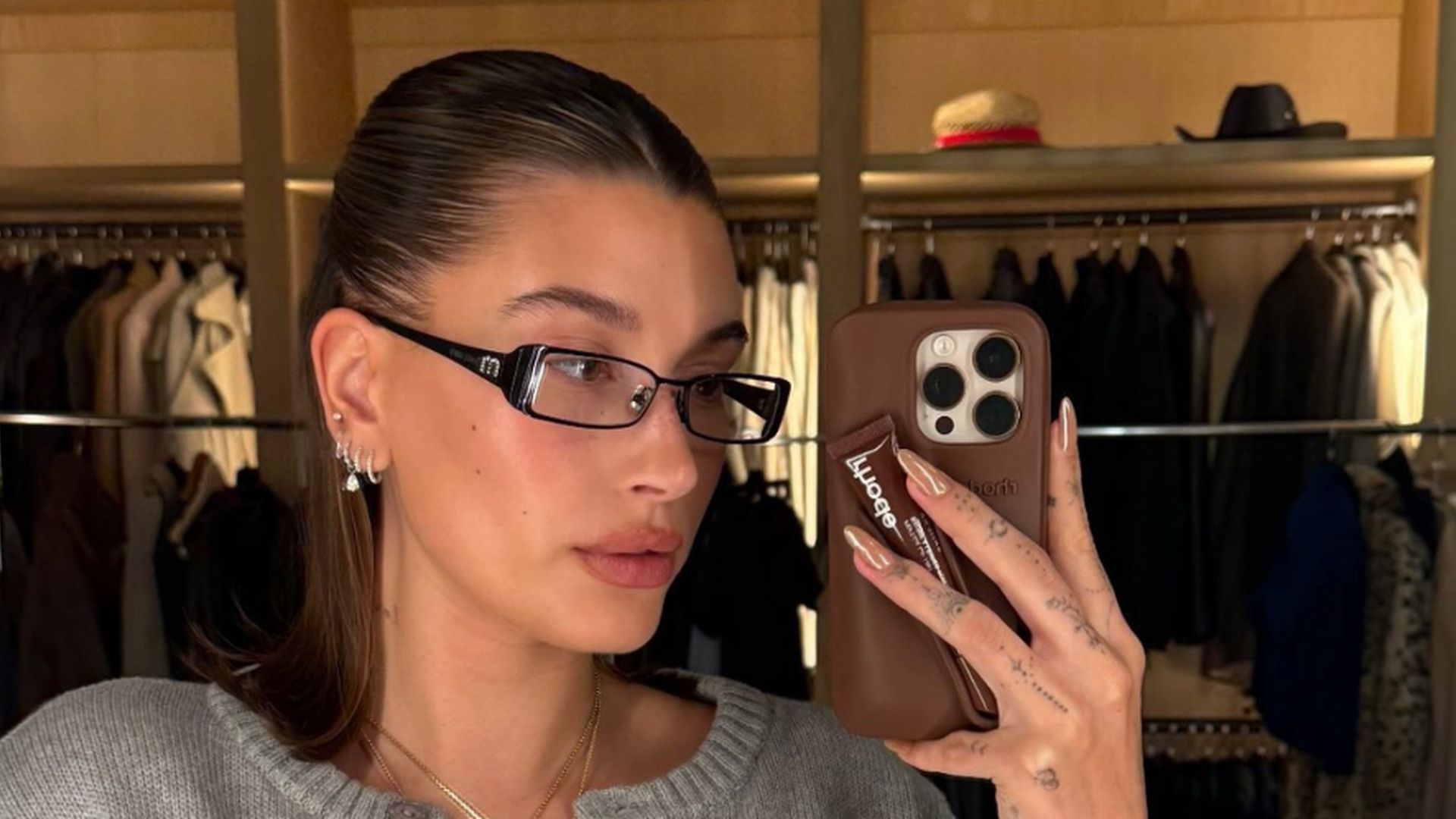 Sieben Wochen nach Geburt: Hailey Bieber zeigt flachen Bauch