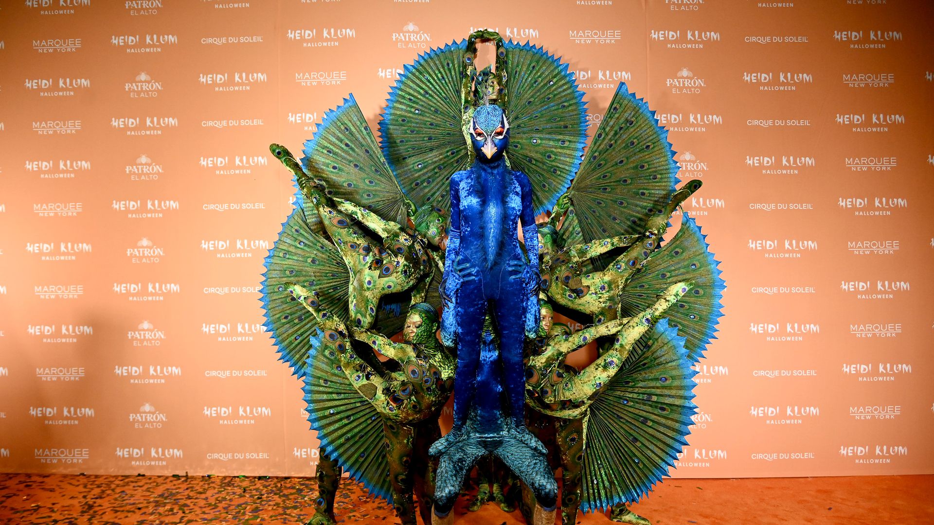 Vogelwild: Heidi Klum verkleidet sich an Halloween als Pfau!