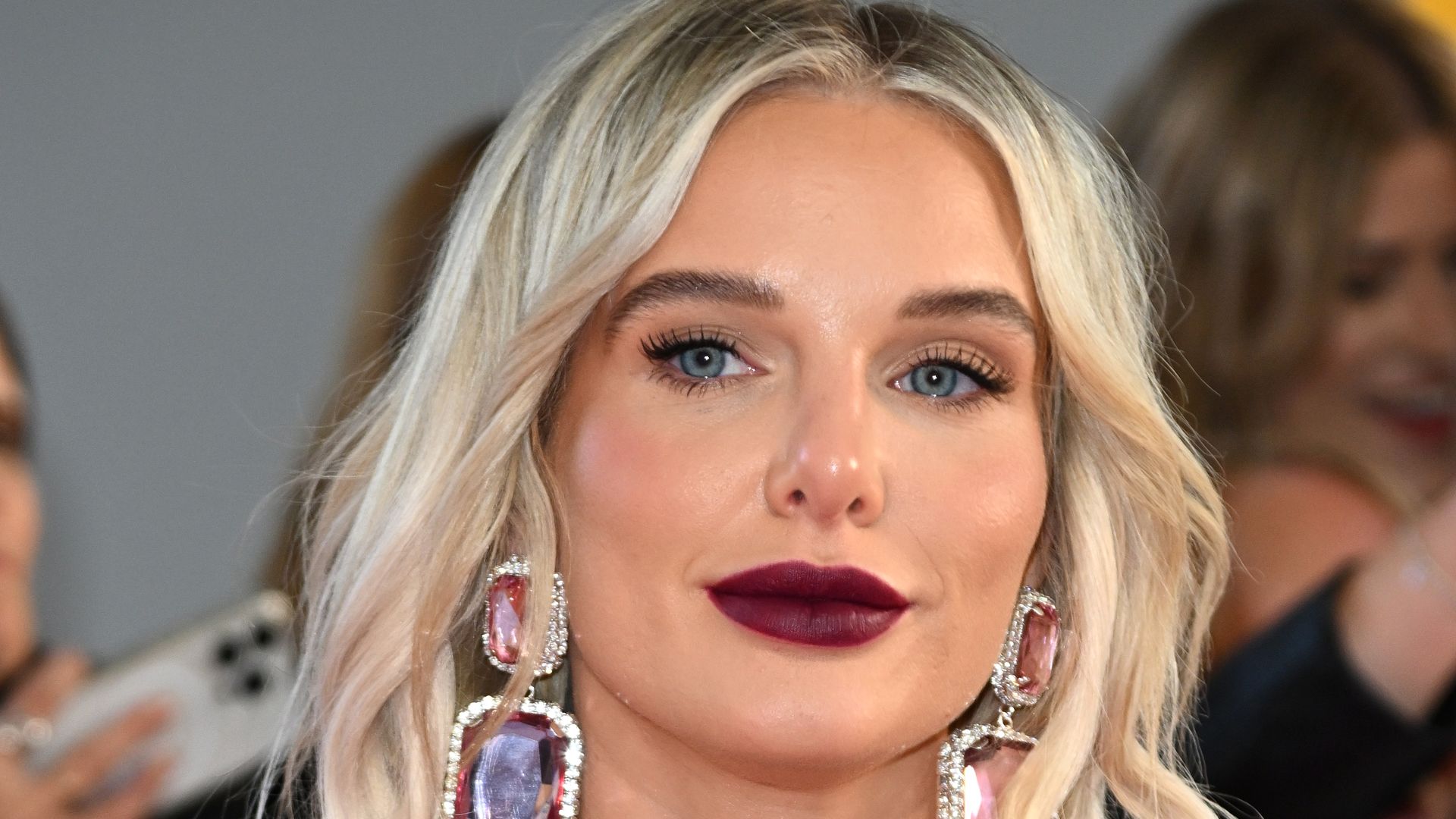 Helen Flanagan und ihr neuer Freund knutschend im Urlaub