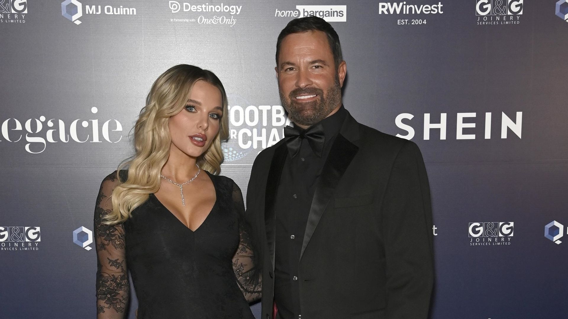 Helen Flanagan posiert mit ihrem neuem Freund auf einer Gala