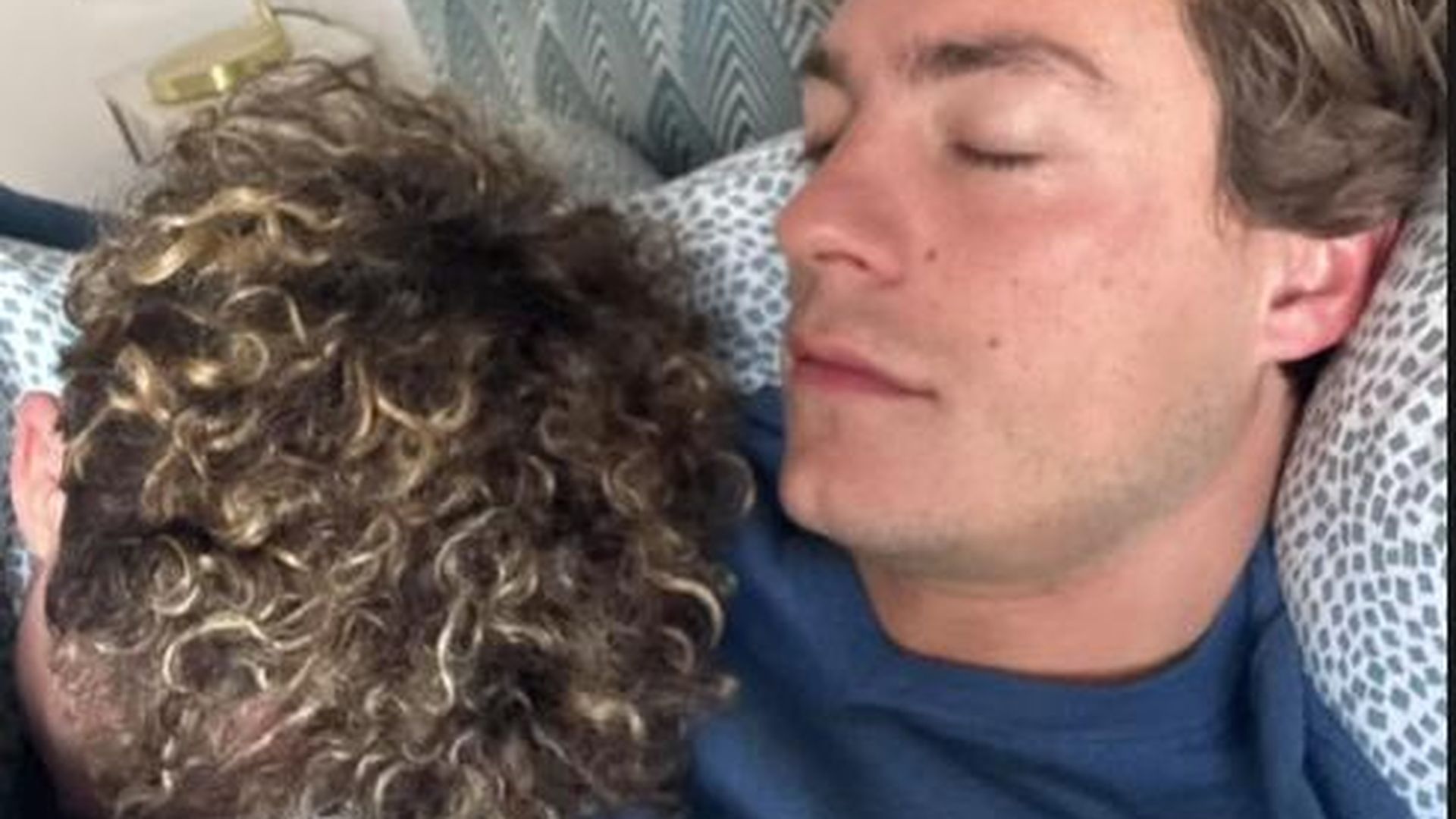 Hier kuschelt Henrik Stoltenberg mit seinem Daniel im Bett!