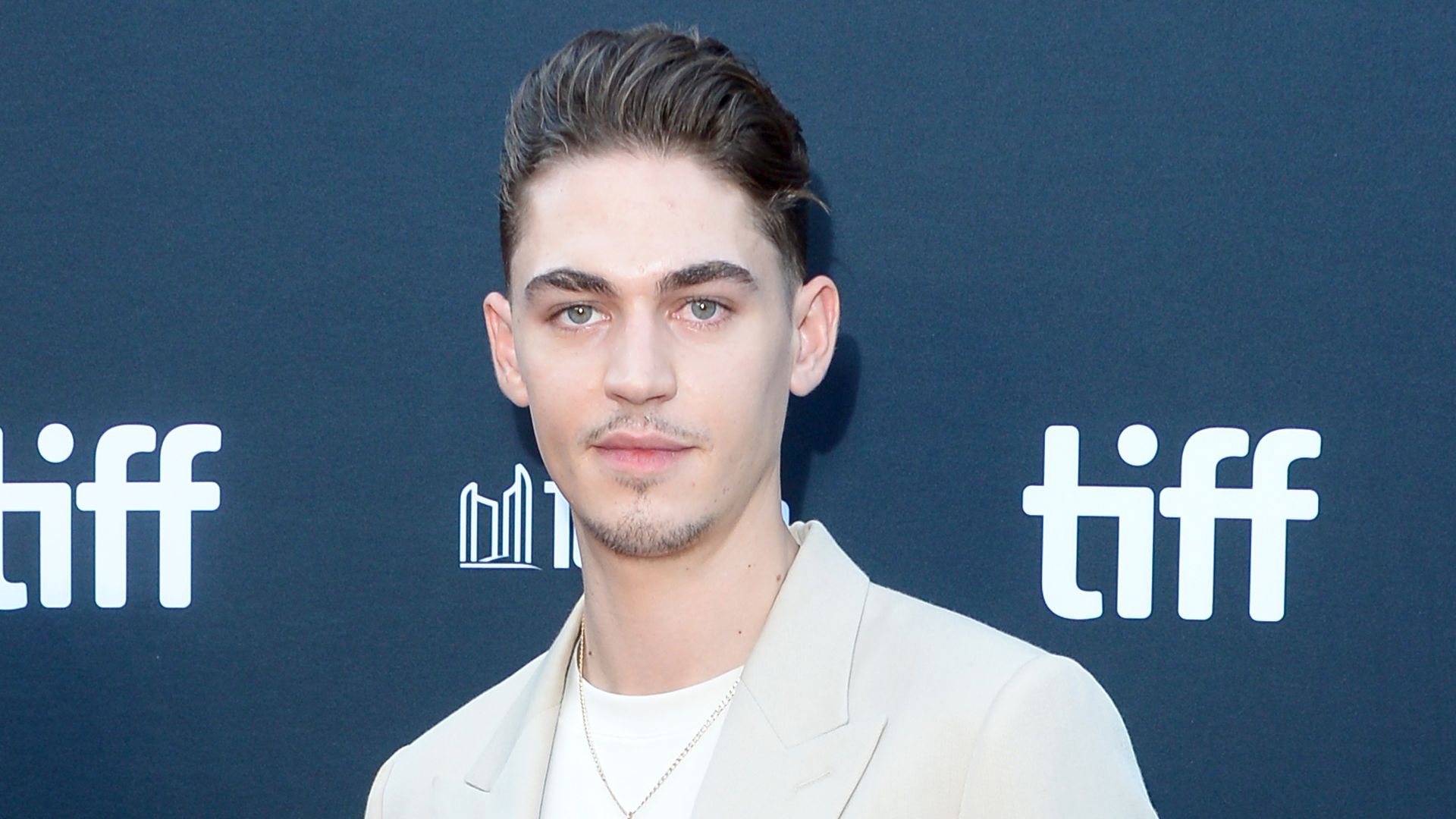 Hero Fiennes Tiffin wurde wegen "Friends" Schauspieler