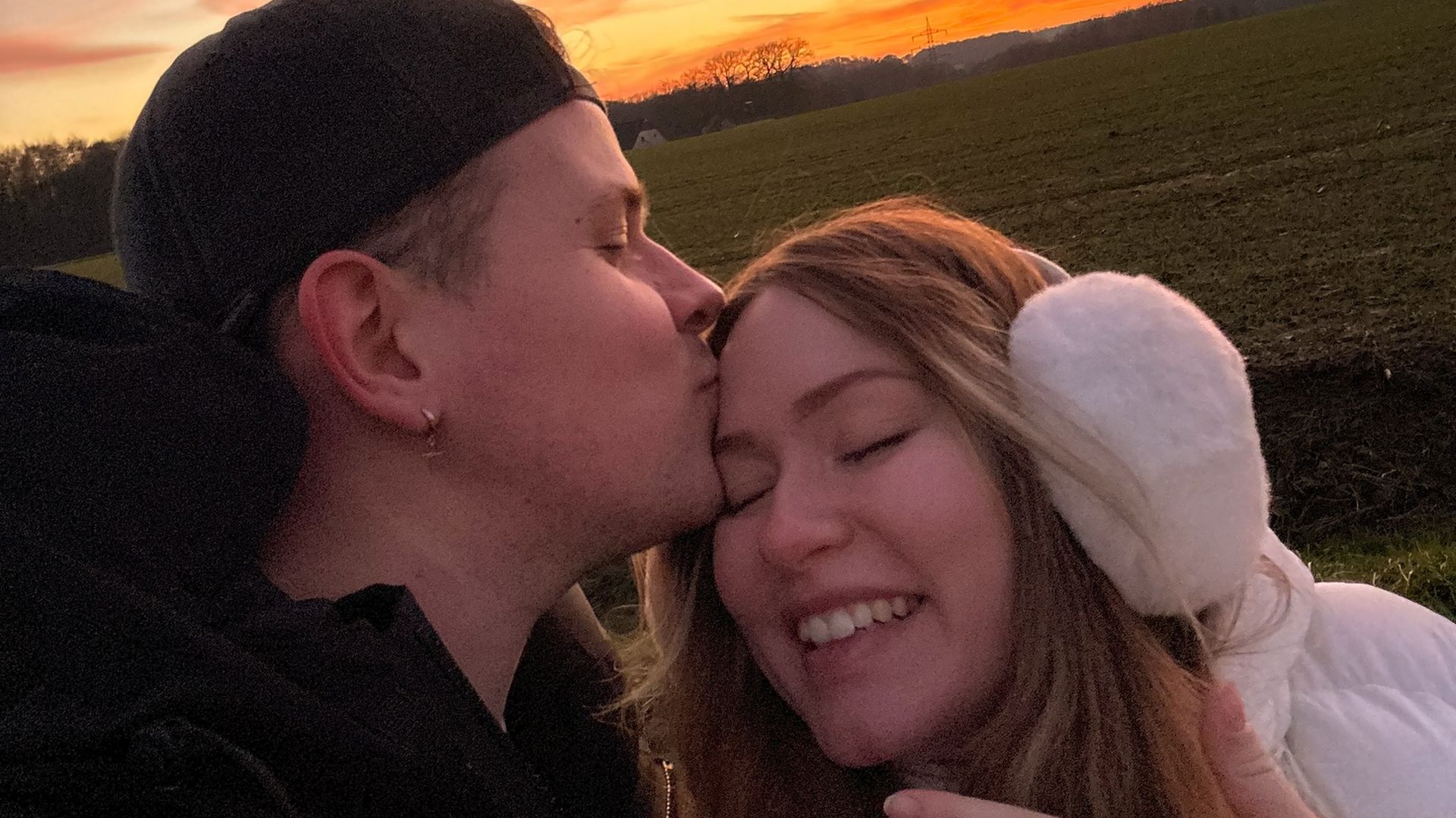 Hochschwangere Sonny Loops und Jamie Birrell sind verlobt