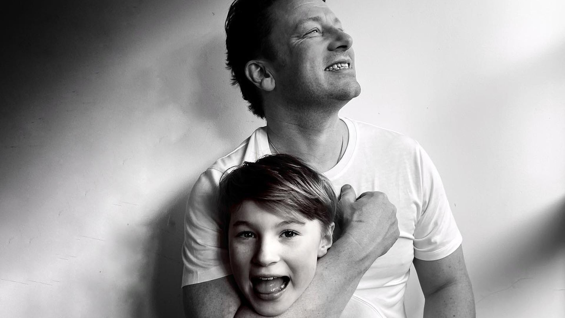 Wie der Papa: Jamie Olivers Sohn Buddy moderiert Kochshow!