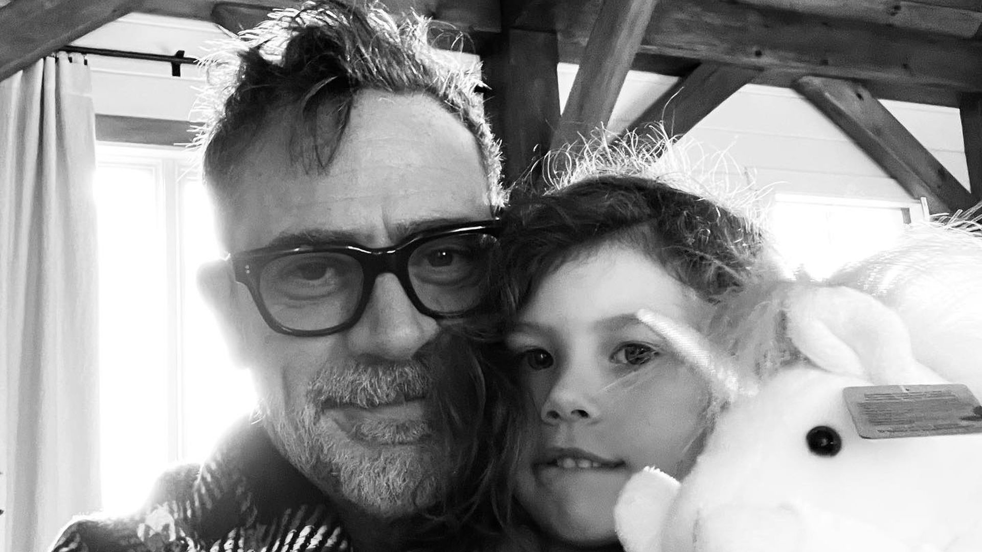 Jeffrey Dean Morgan reist mit Kuscheltier seiner Tochter