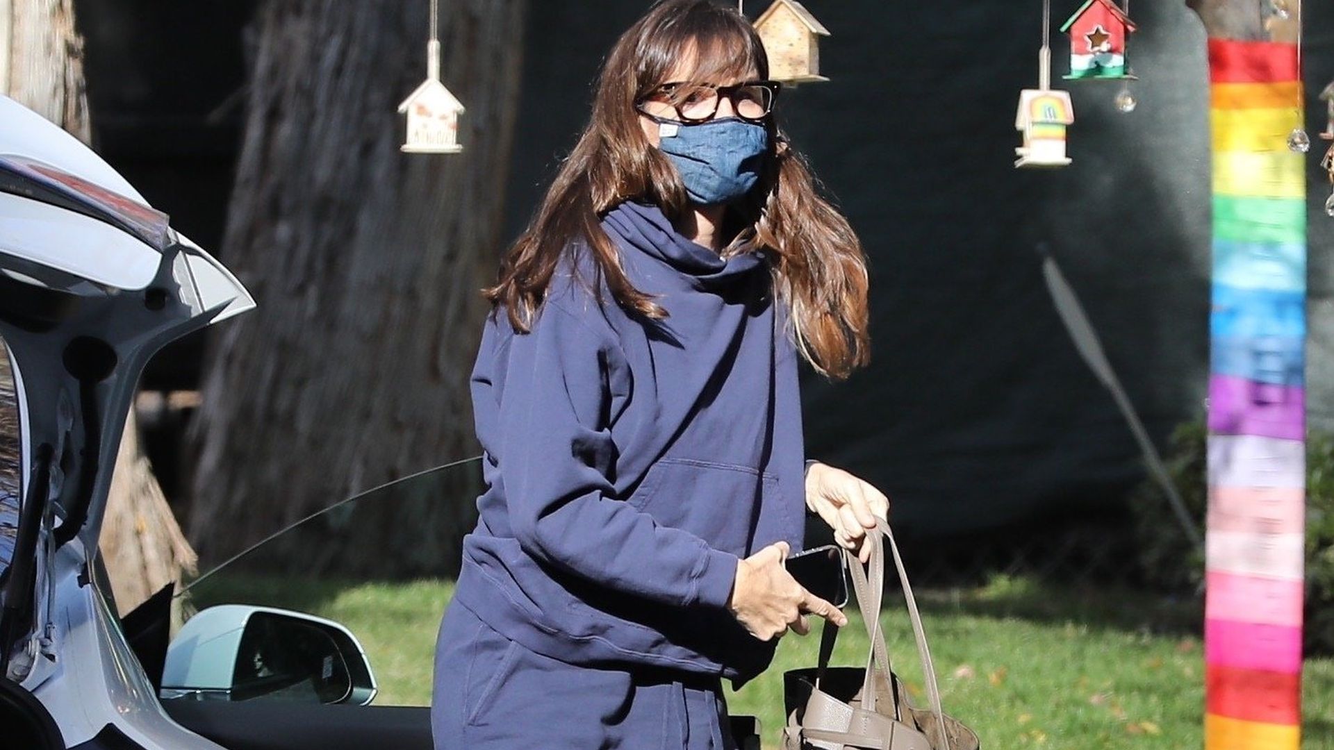 Welcher Hollywoodstar checkt hier lässig ein Grundstück?