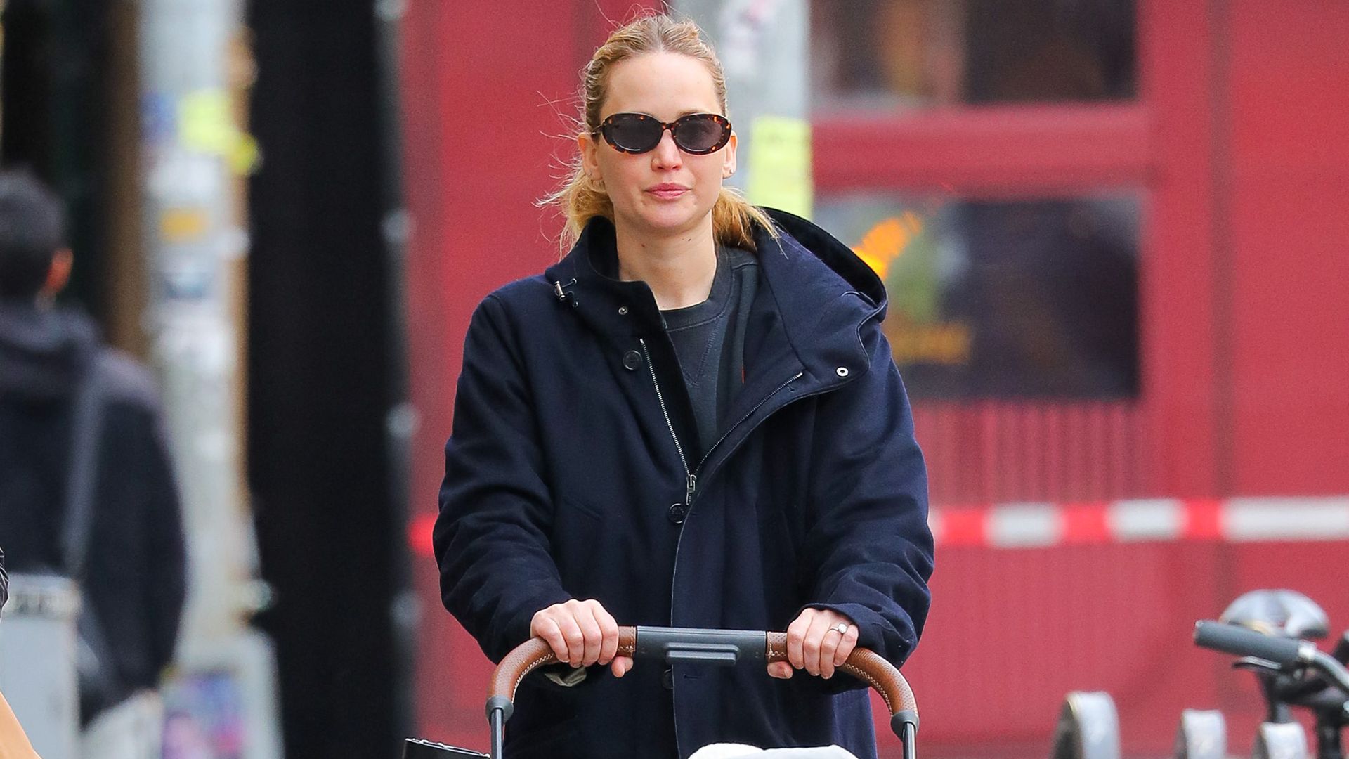 So cool ist Jennifer Lawrence beim Spaziergang mit Baby Cy