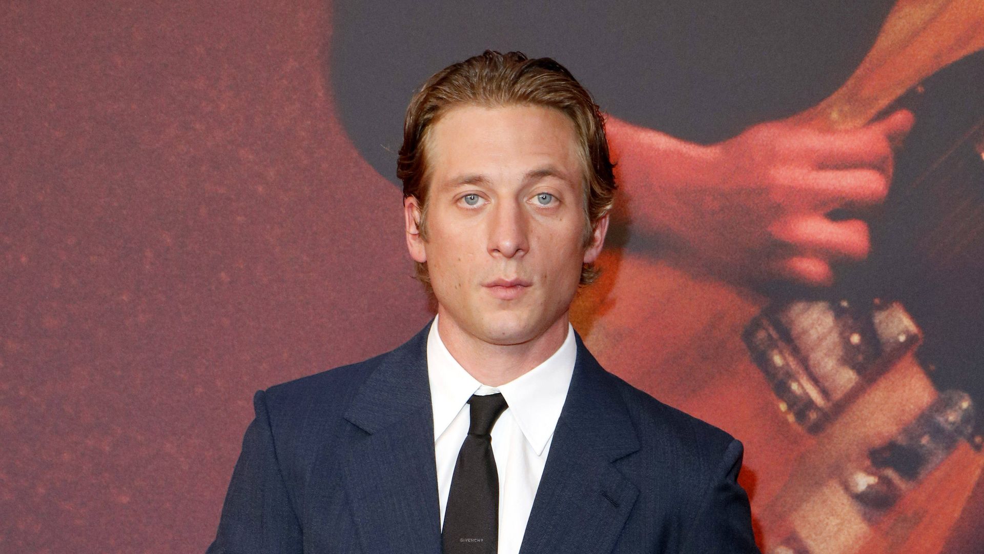 Mit 34: Jeremy Allen White erhält sein Highschool-Diplom