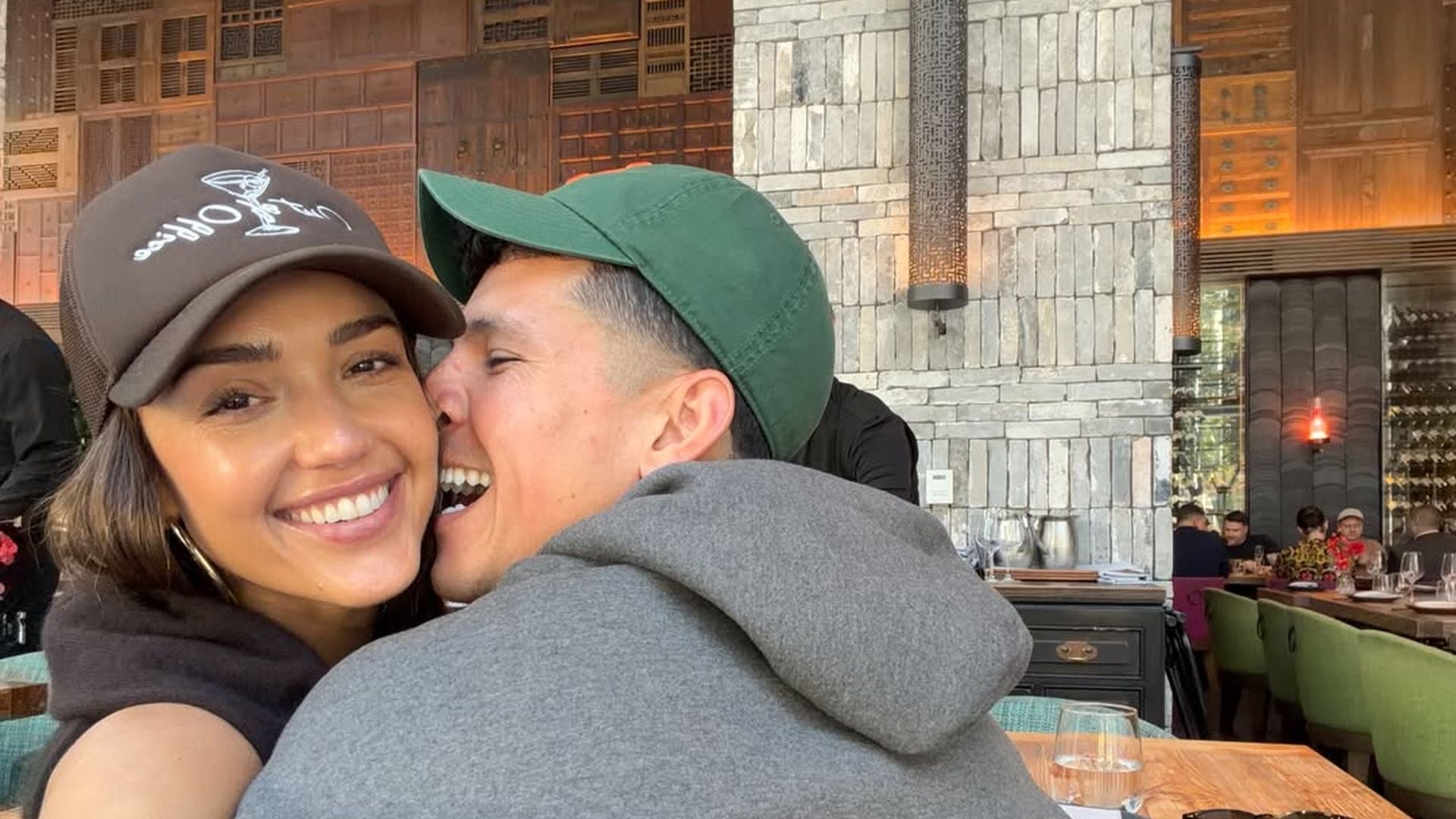 Jessica Alba und Danny Ramirez genießen heiße Küsse im Meer