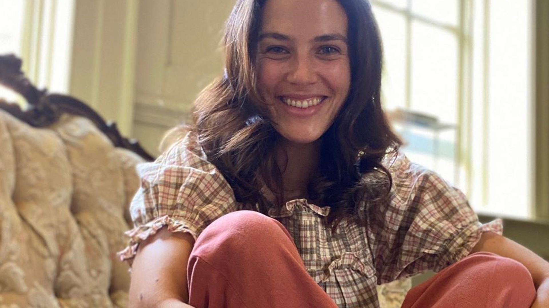 Heiß in Weiß: Schwangere Jessica Brown Findlay supersexy!