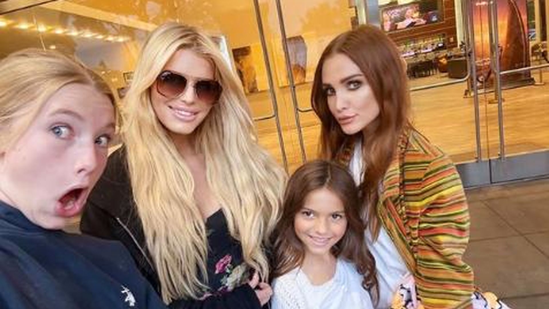 Jessica und Ashlee Simpson genießen Kinoabend mit Töchtern