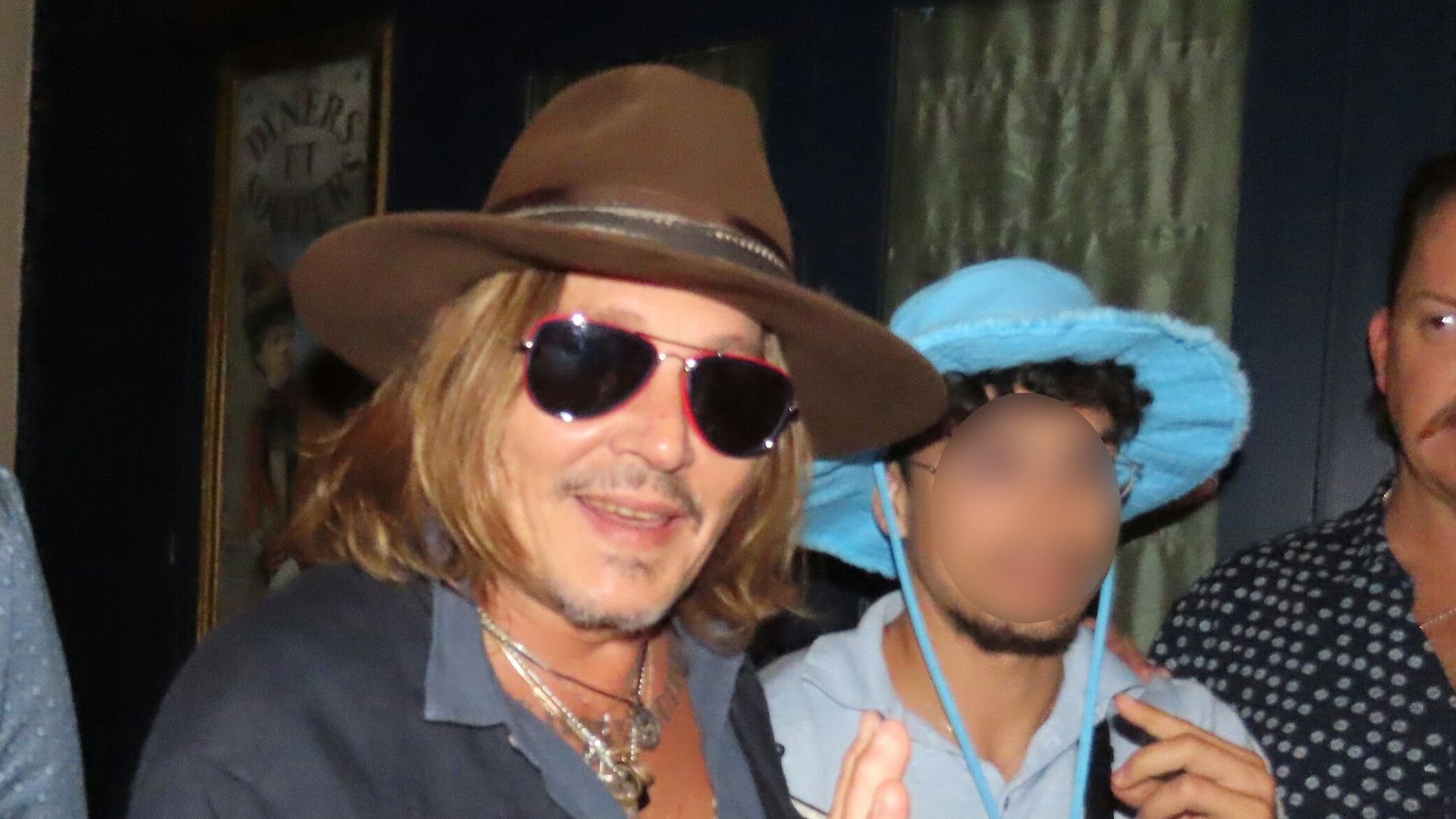 Nach Prozesssieg: Johnny Depp ausgelassen in Paris gesichtet