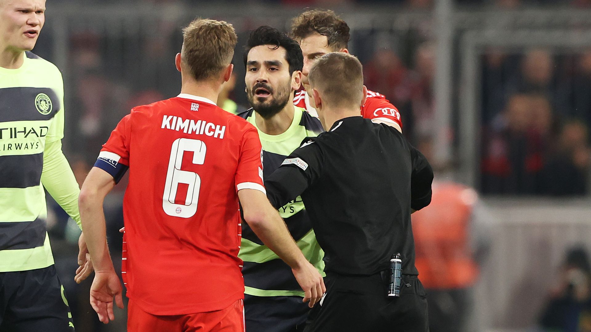 Mitten im Spiel: İlkay Gündoğan geht auf Joshua Kimmich los